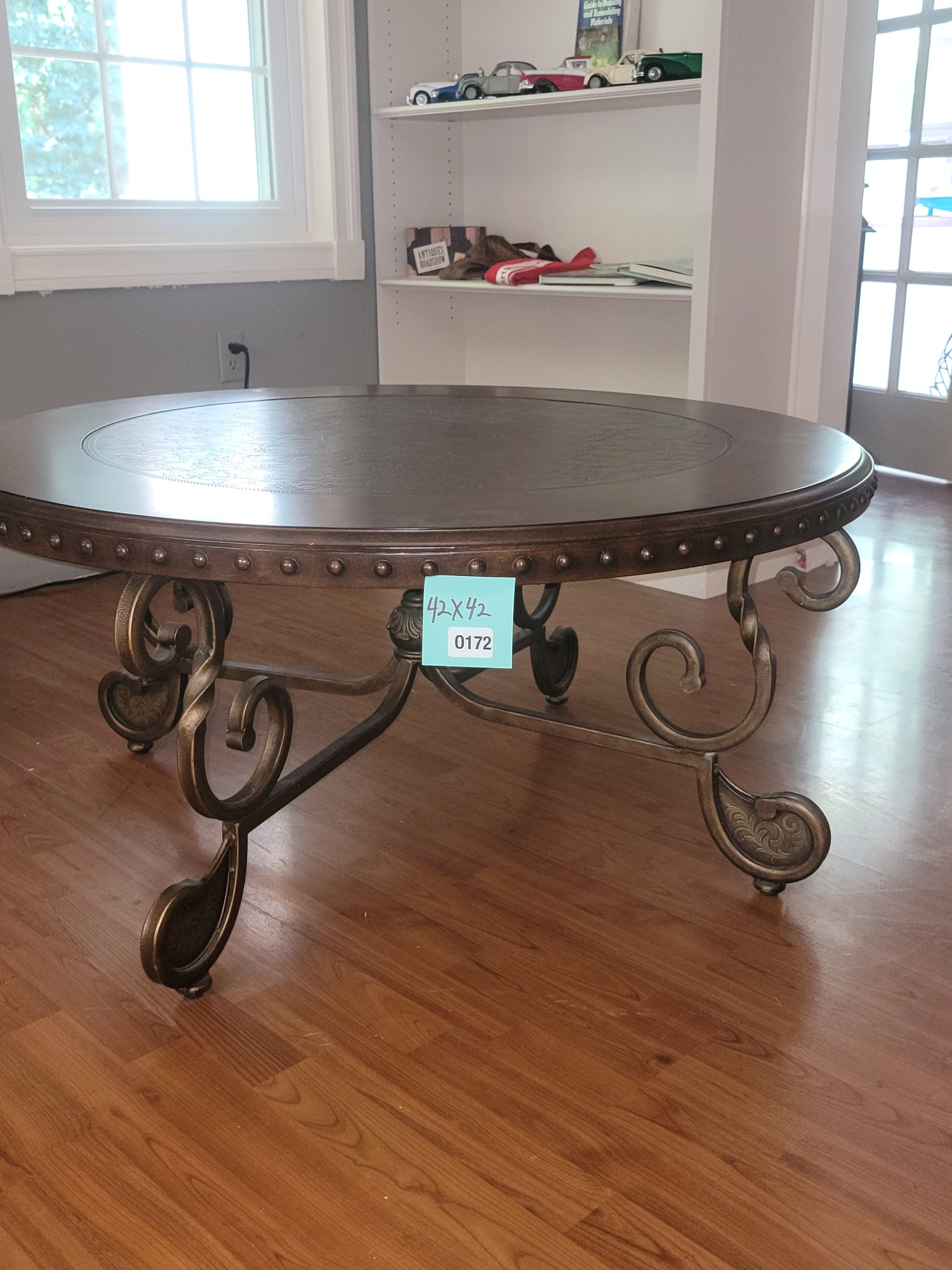 172 - RAFFERTY ROUND COCKTAIL TABLE #20519 | Auctionninja.com