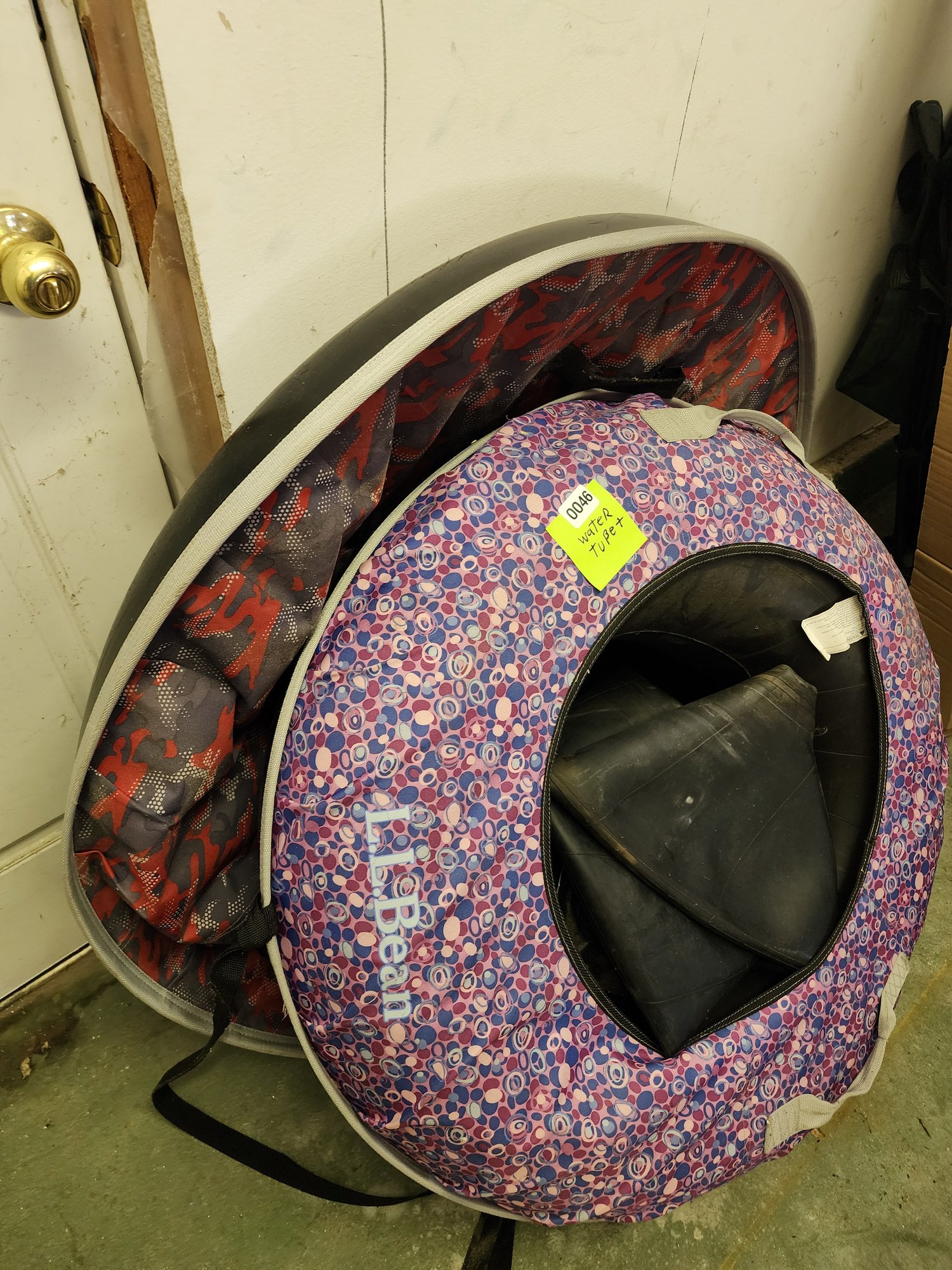 046 - SNOW TUBES #21788 | Auctionninja.com