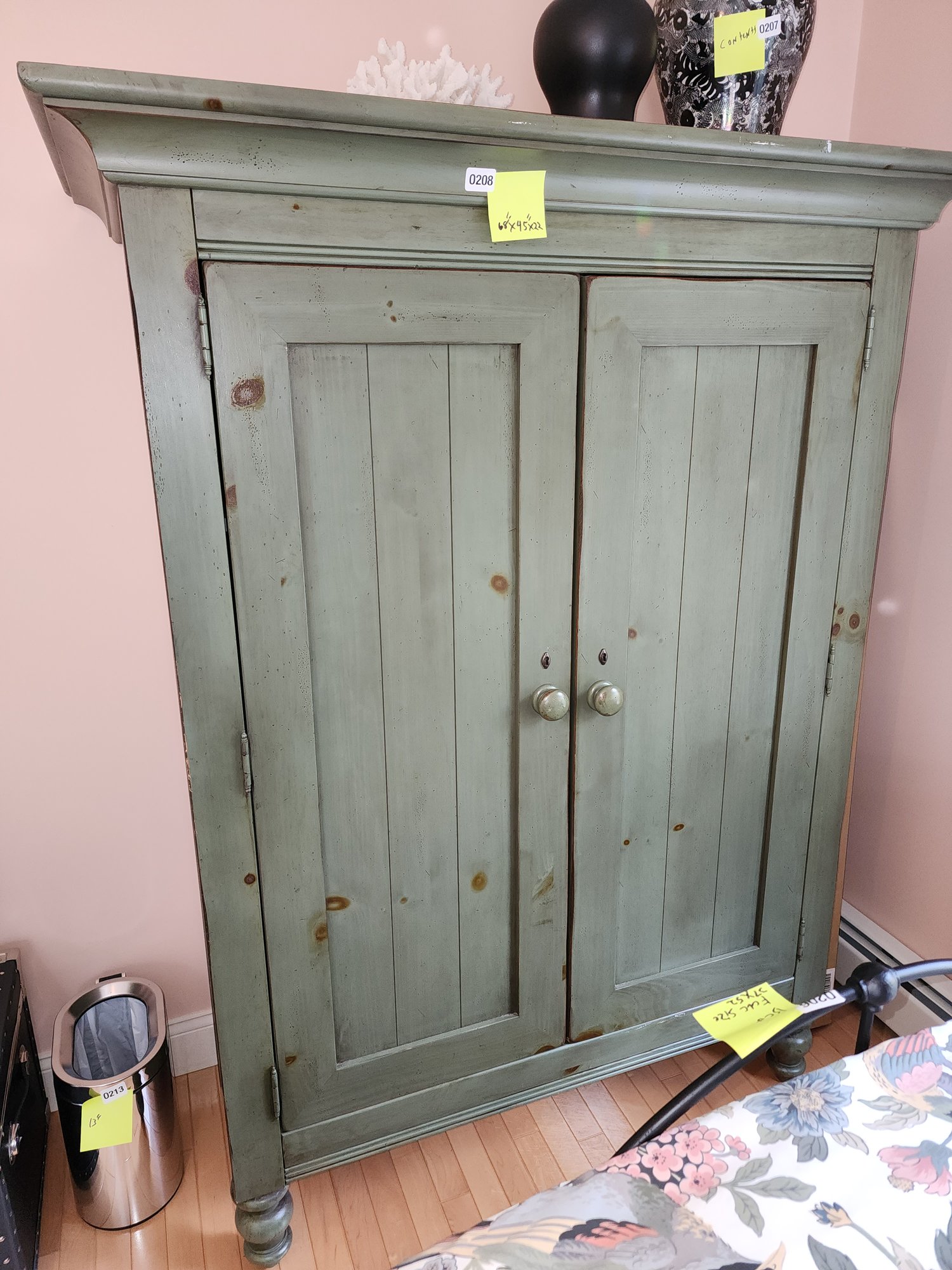 208 - ARMOIRE : Yorkshire Market Broyhill #22849 | Auctionninja.com