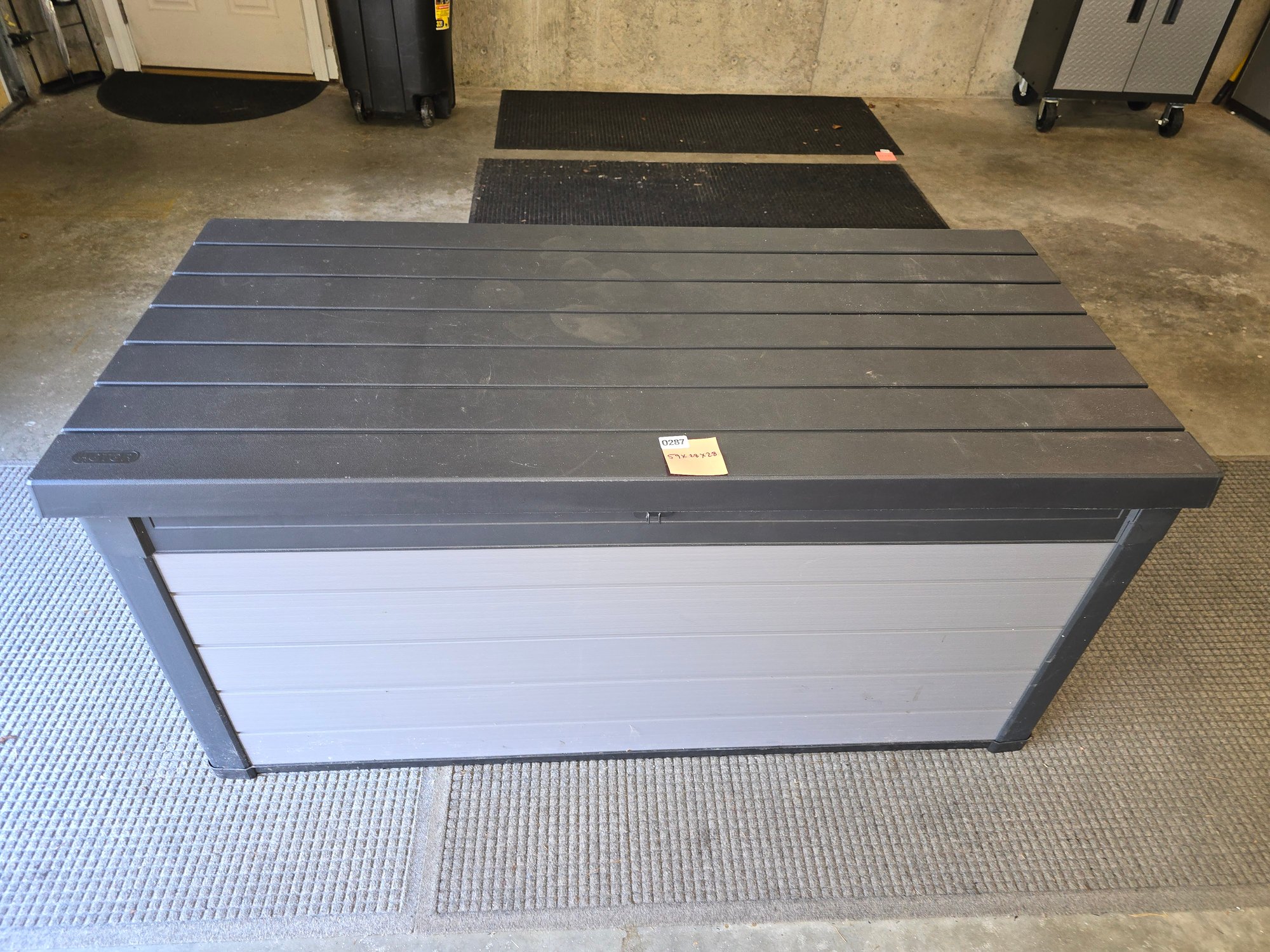 287 - Keter Premier 150 Gallon Deck Box With Polypropylene Construction And Double Walled Panels ...
