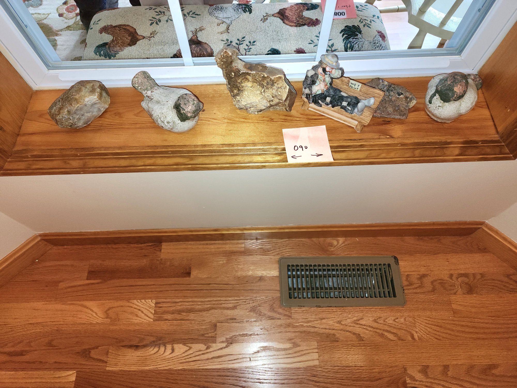 090 -DECORATIVE ITEMS ON WINDOW SILL #23295 | Auctionninja.com