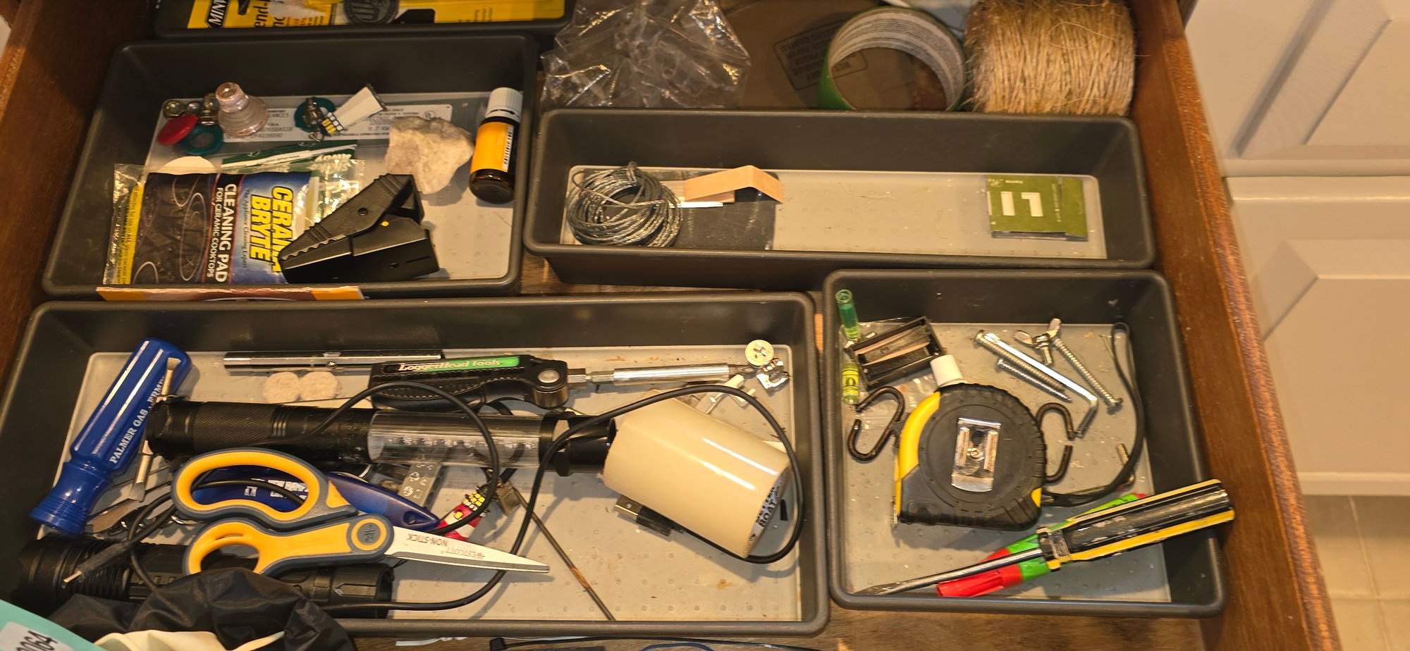 064 - PLACEMENT MATS AND DRAWER FULL OF CONTENT #25691 | Auctionninja.com