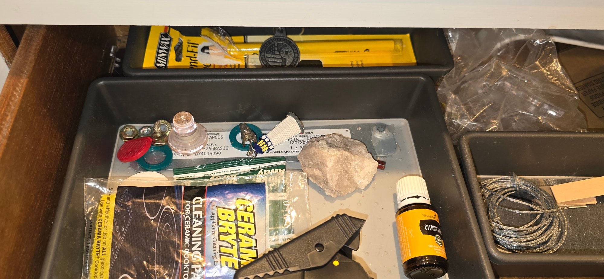 064 - PLACEMENT MATS AND DRAWER FULL OF CONTENT #25691 | Auctionninja.com