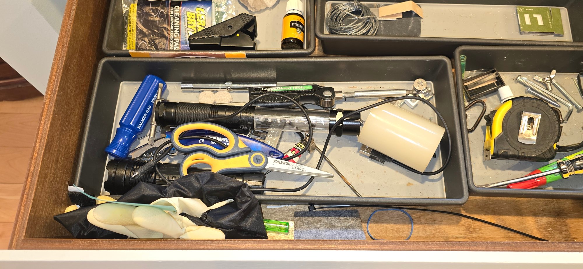 064 - PLACEMENT MATS AND DRAWER FULL OF CONTENT #25691 | Auctionninja.com