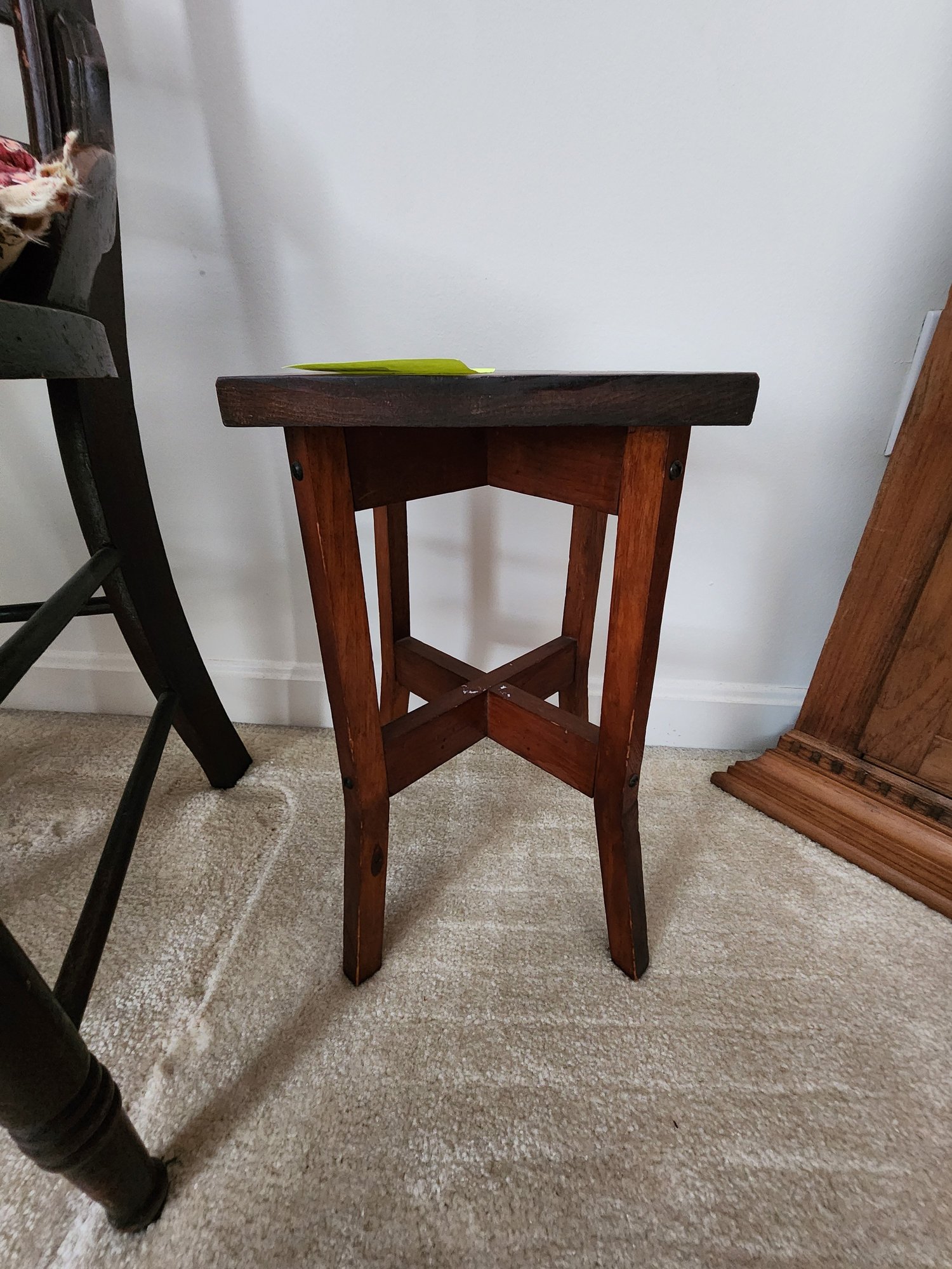 122 - SOLID WOOD ACCENT TABLE / PLANT STAND #27563 | Auctionninja.com