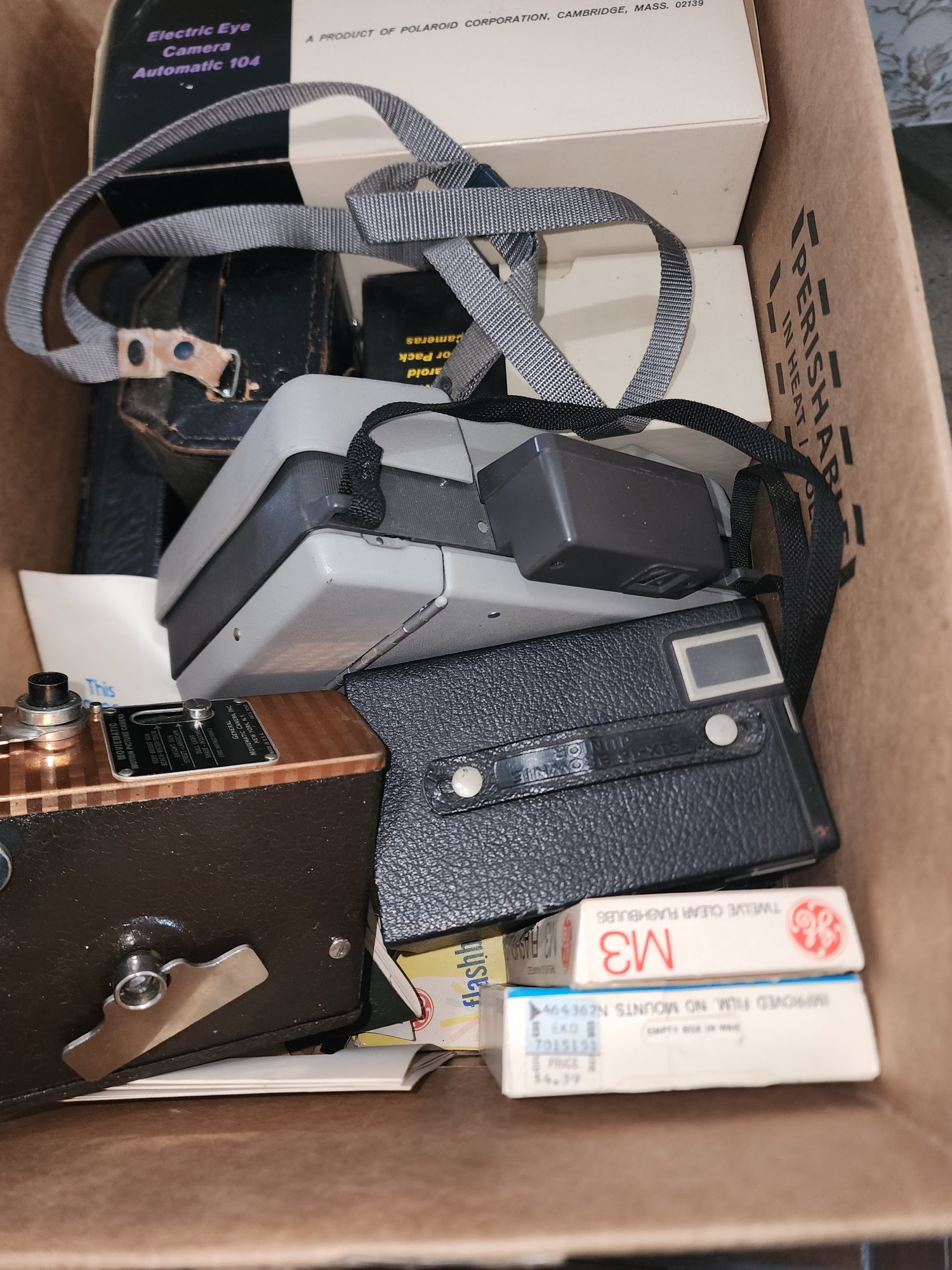007 - BOX OF VINTAGE CAMERAS AND PHOTOGRAPHY ACCESSORIES #29202 ...