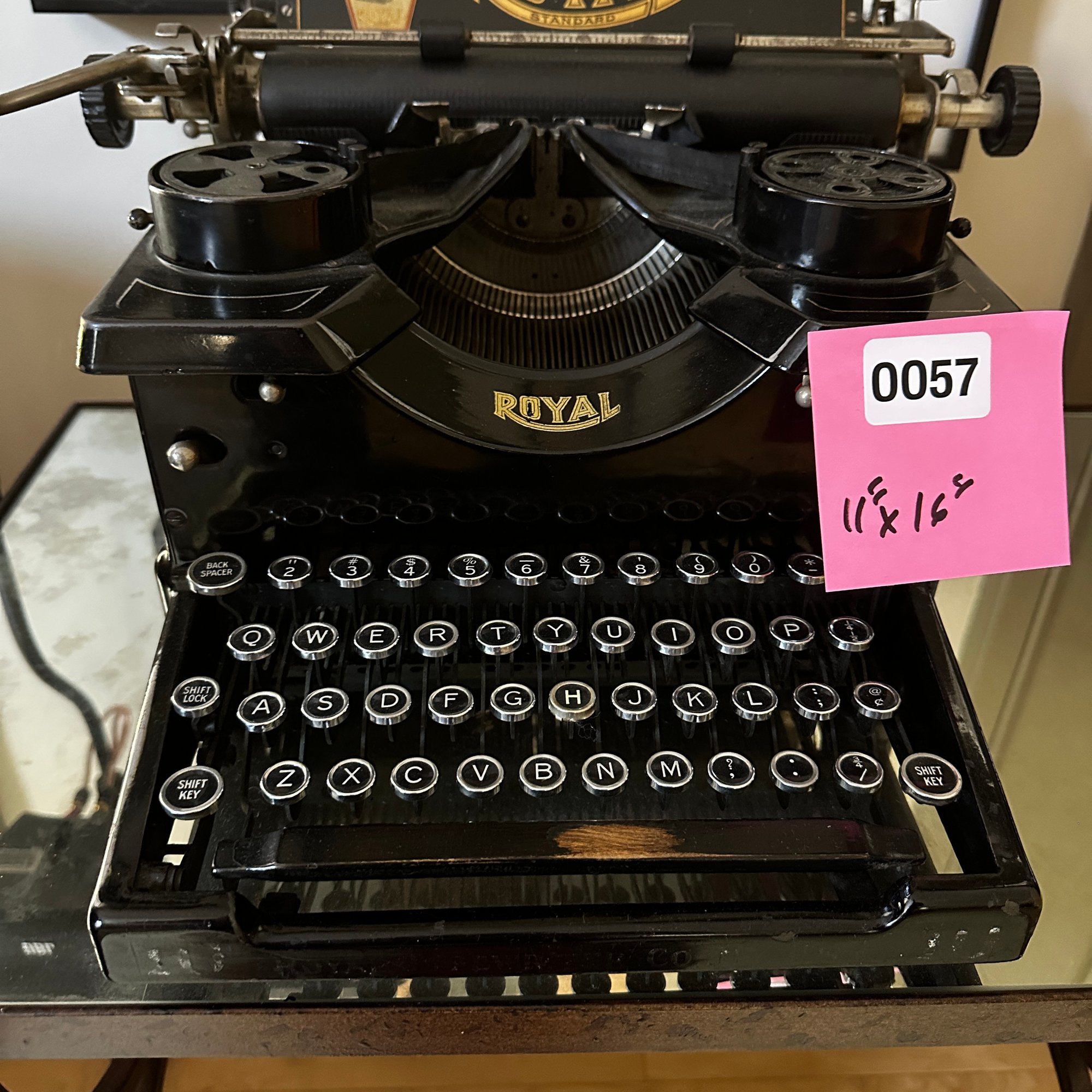 057 - Vintage Royal Typewriter #22663 | Auctionninja.com