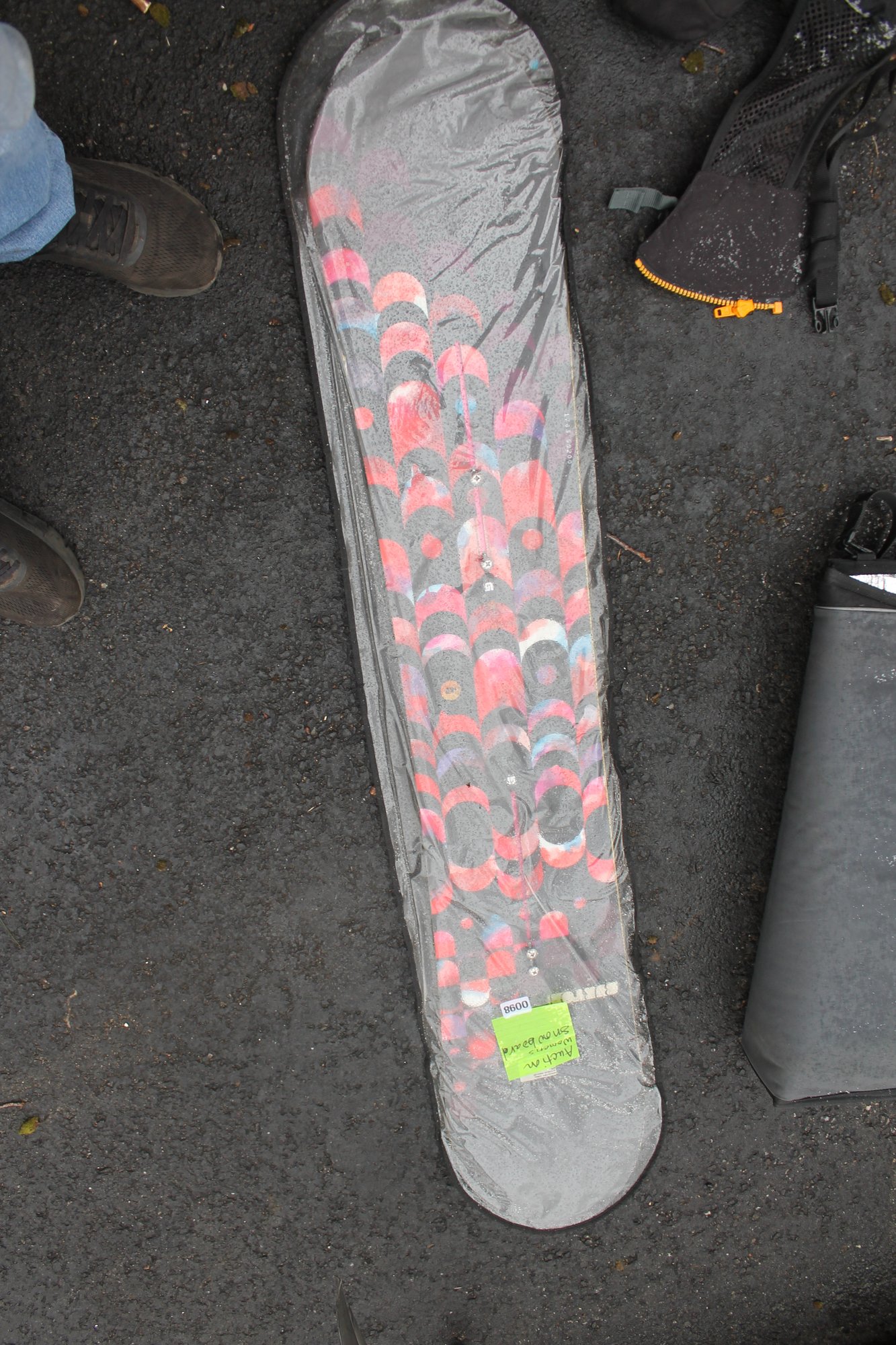 98 ~ NEW LADIES BURTON SNOWBOARD #25301 | Auctionninja.com