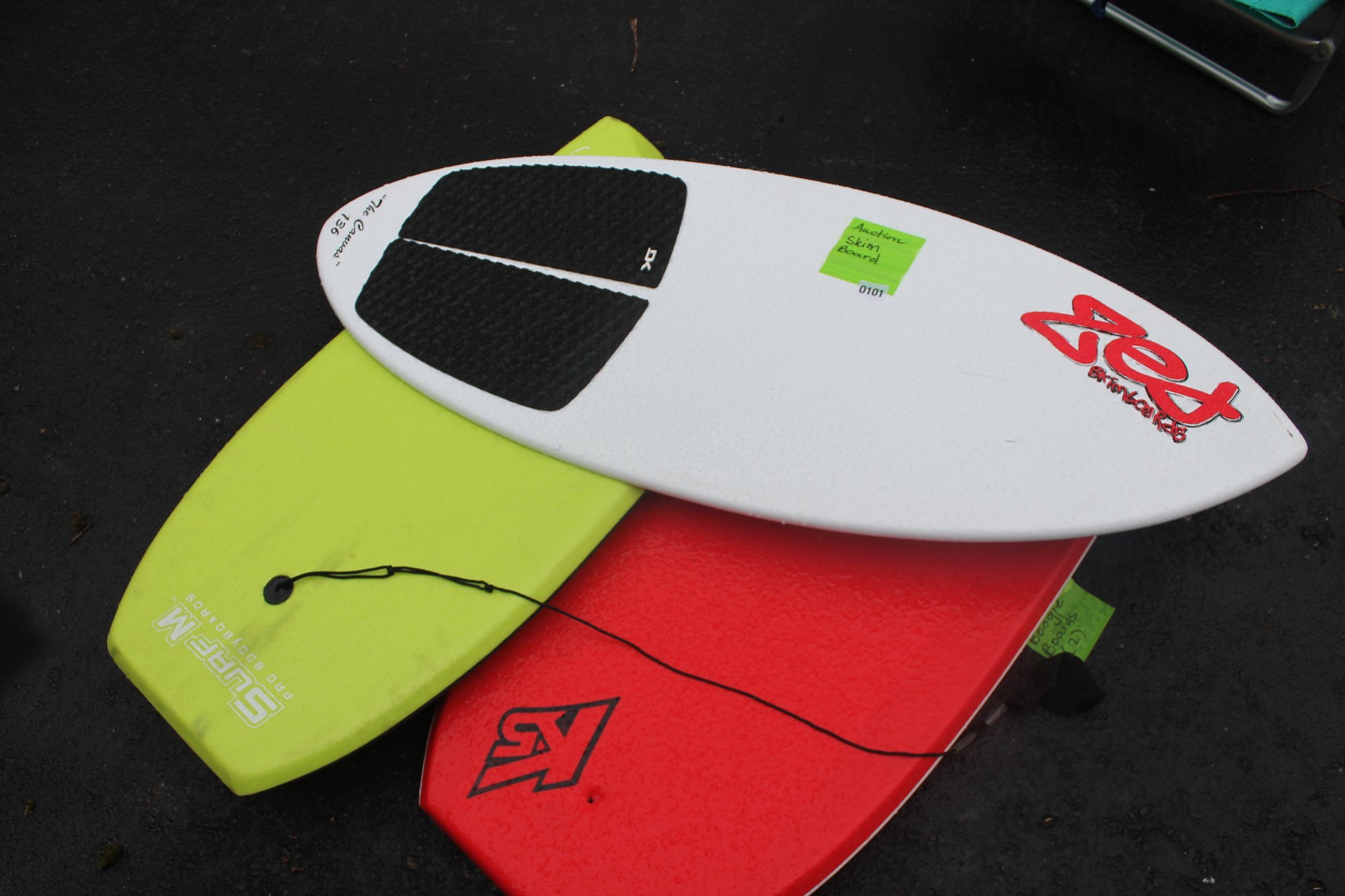 101 ~ SKIM BOARD WITH 2 BOOGIE BOARDS #25308 | Auctionninja.com