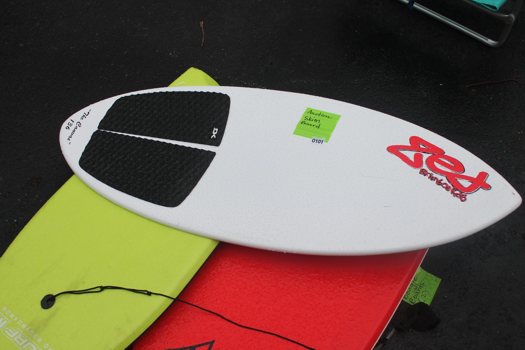 101 ~ SKIM BOARD WITH 2 BOOGIE BOARDS #25308 | Auctionninja.com
