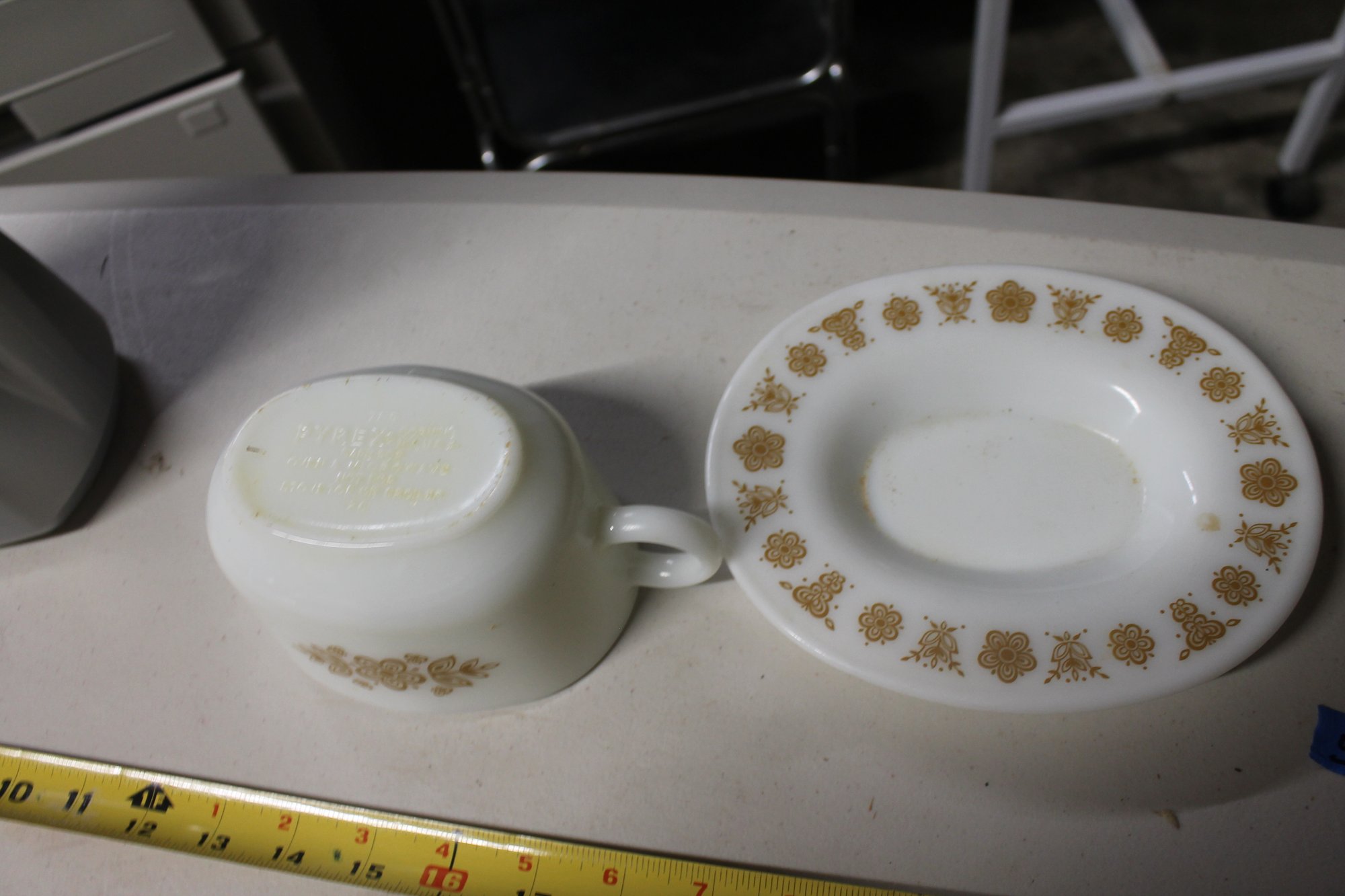 52 ~ PYREX SPOUTED GRAVY BOAT WITH BASE #25625 | Auctionninja.com