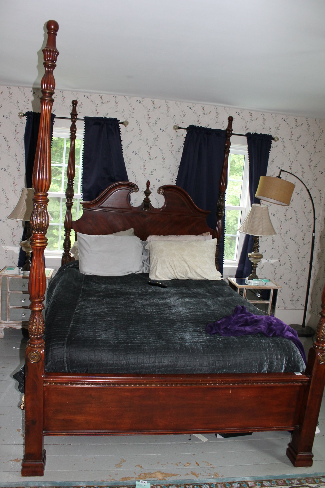 273 ~ QUEEN POST BED ( MATTRESS NOT INCLUDED ) #21229 | Auctionninja.com