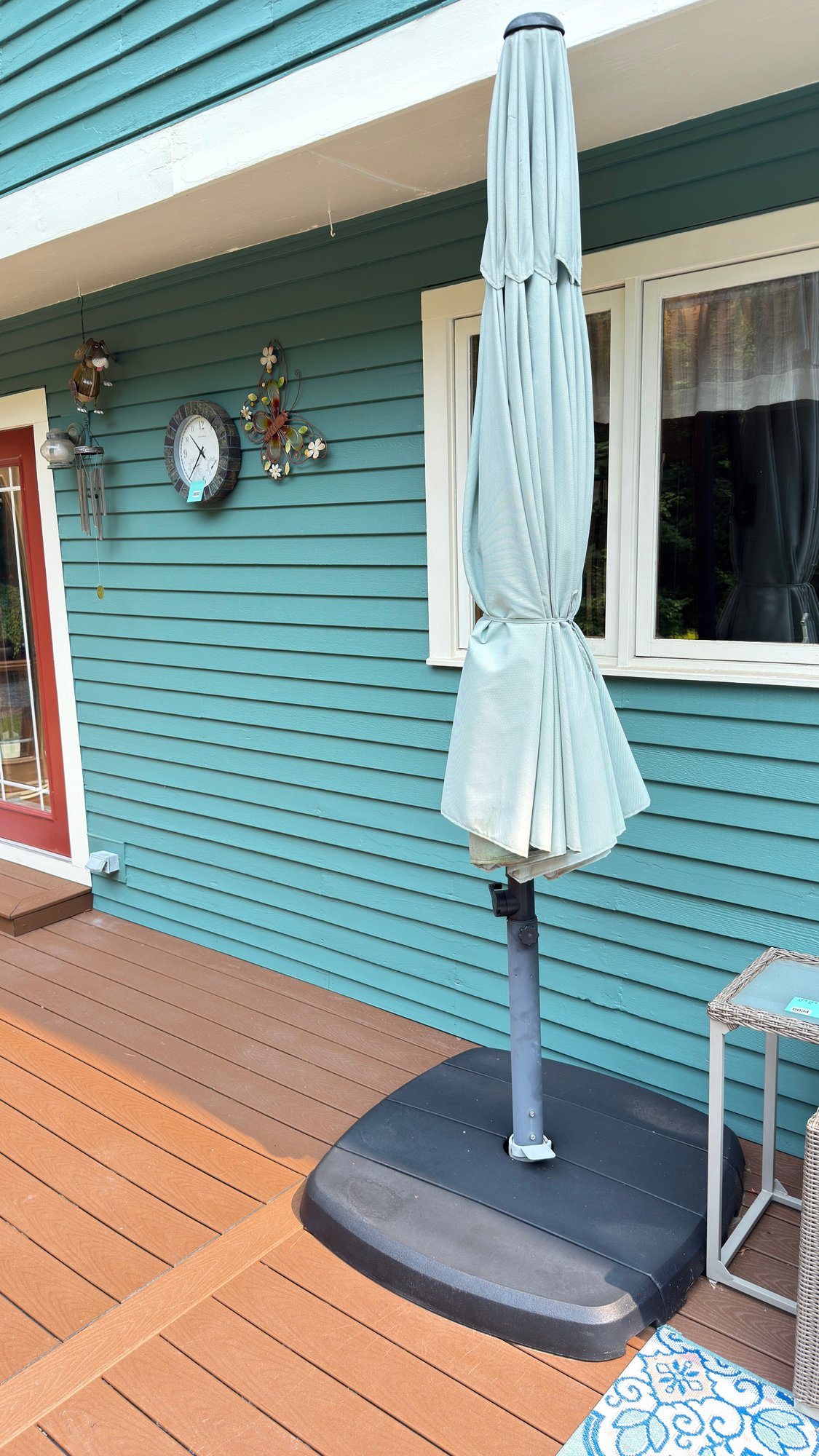 033 - OUTDOOR OFFSET PATIO UMBRELLA WITH BASE #28843 | Auctionninja.com