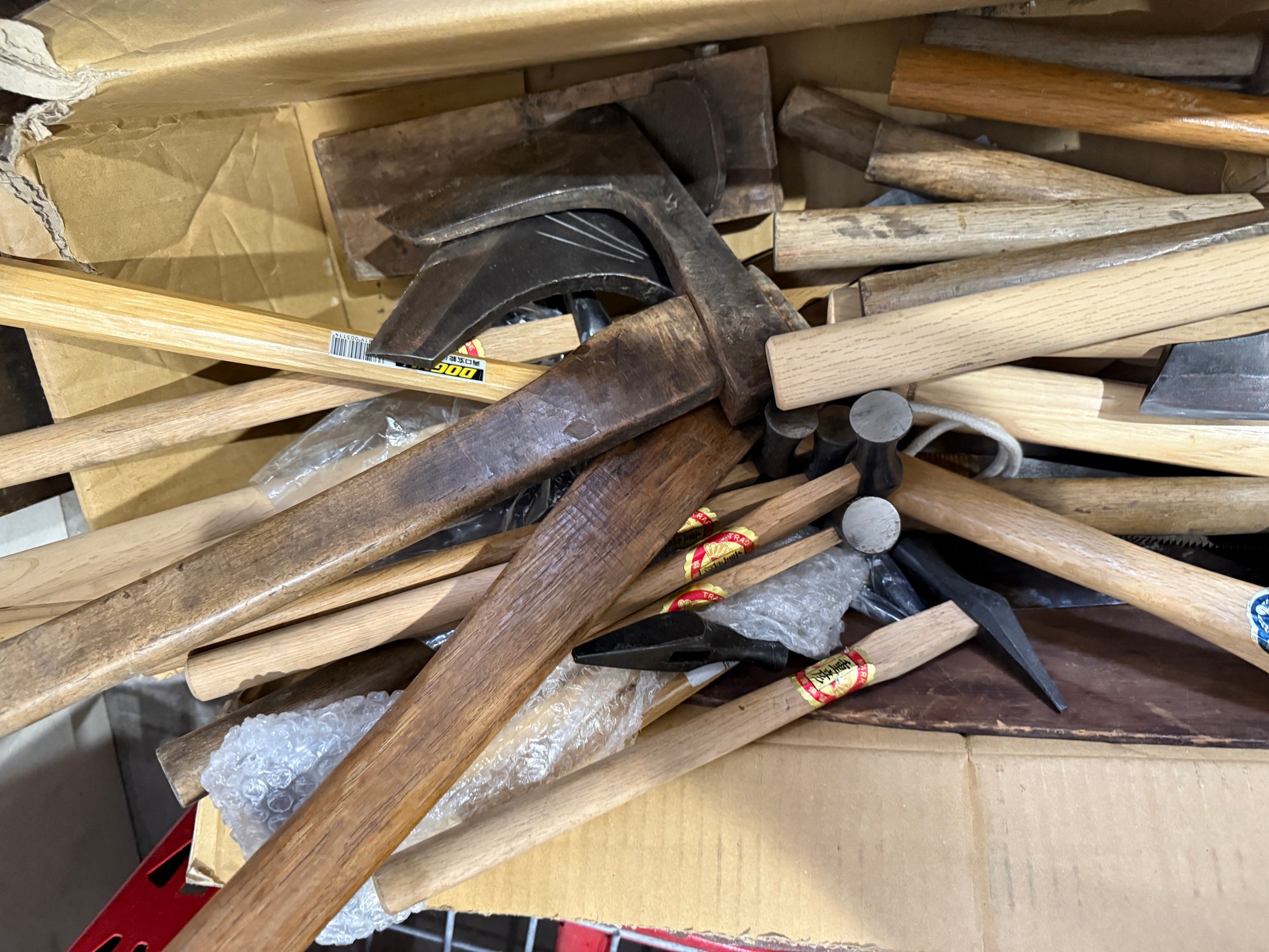 007 - BOX OF HAMMERS AND AXES #25346 | Auctionninja.com