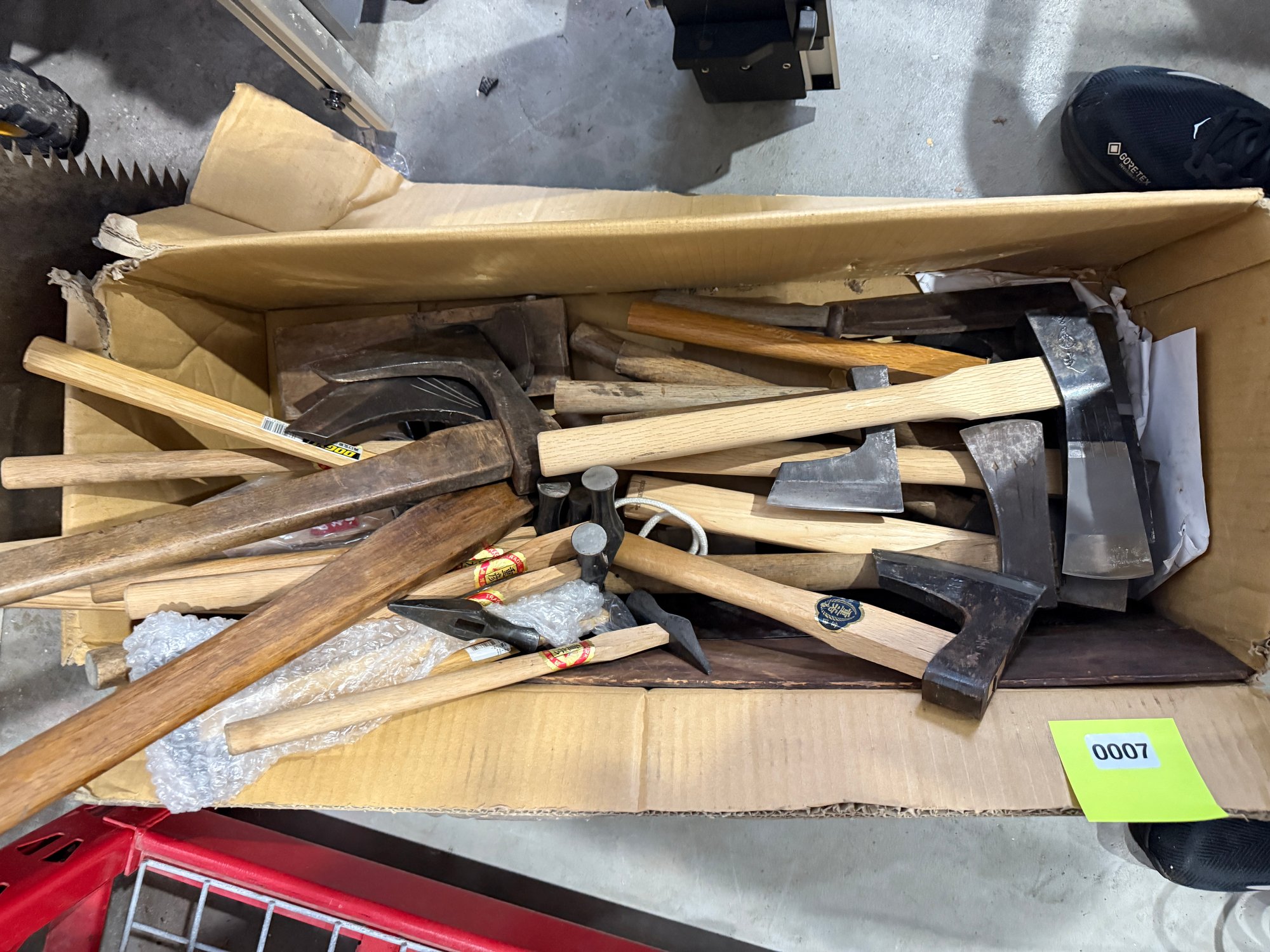 007 - BOX OF HAMMERS AND AXES #25346 | Auctionninja.com