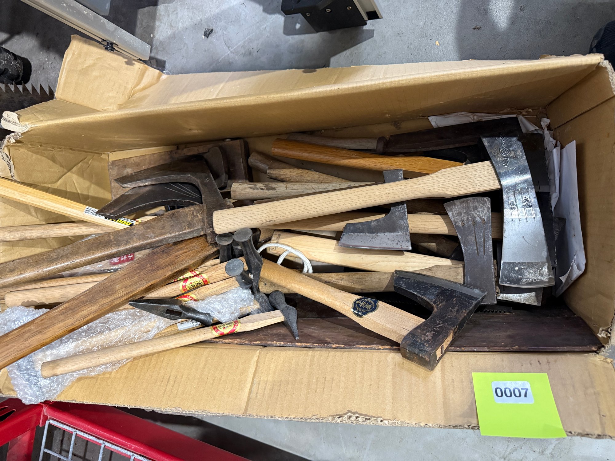 007 - BOX OF HAMMERS AND AXES #25346 | Auctionninja.com