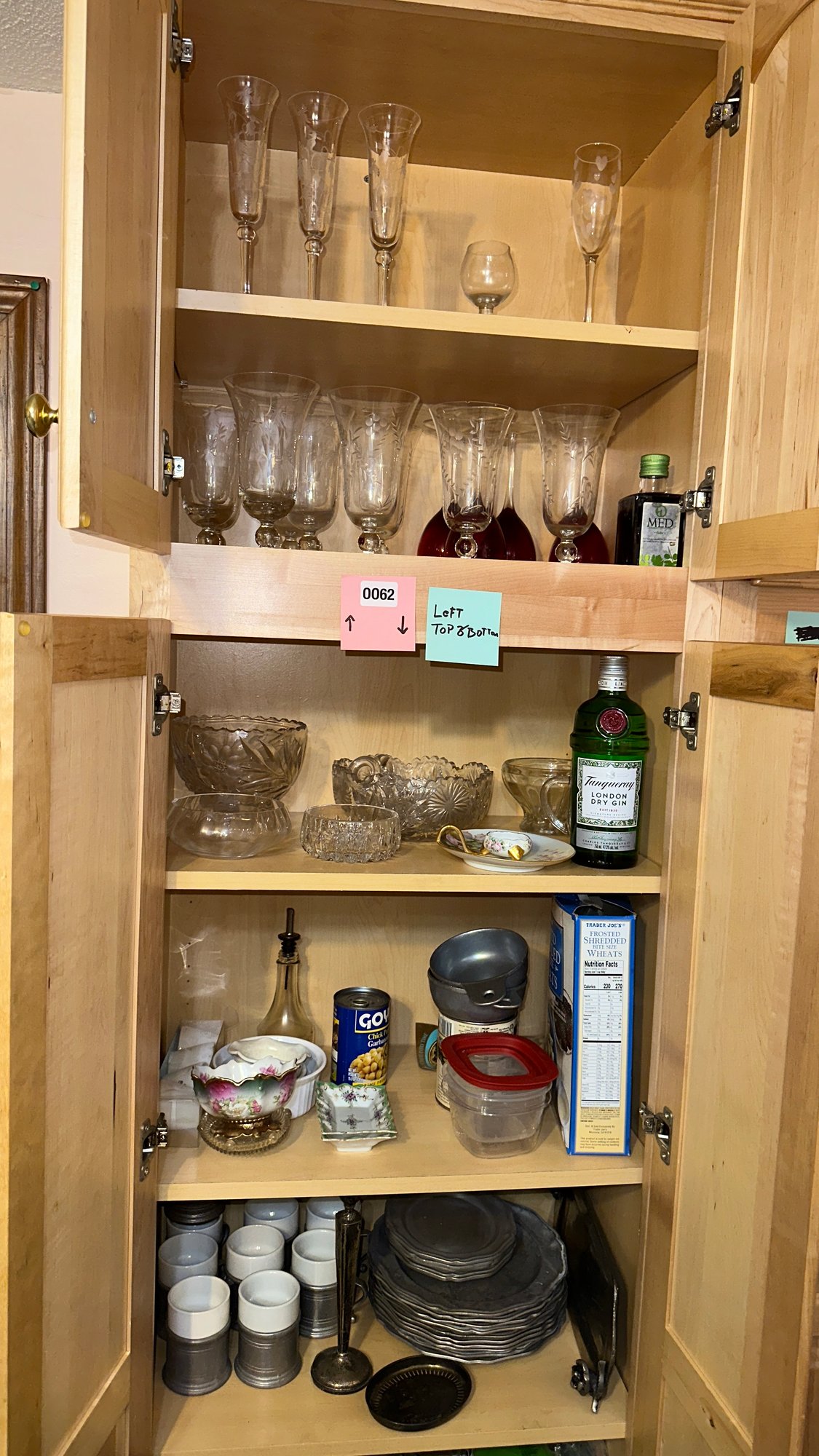 062 - All Content In Cabinet #21991 | Auctionninja.com