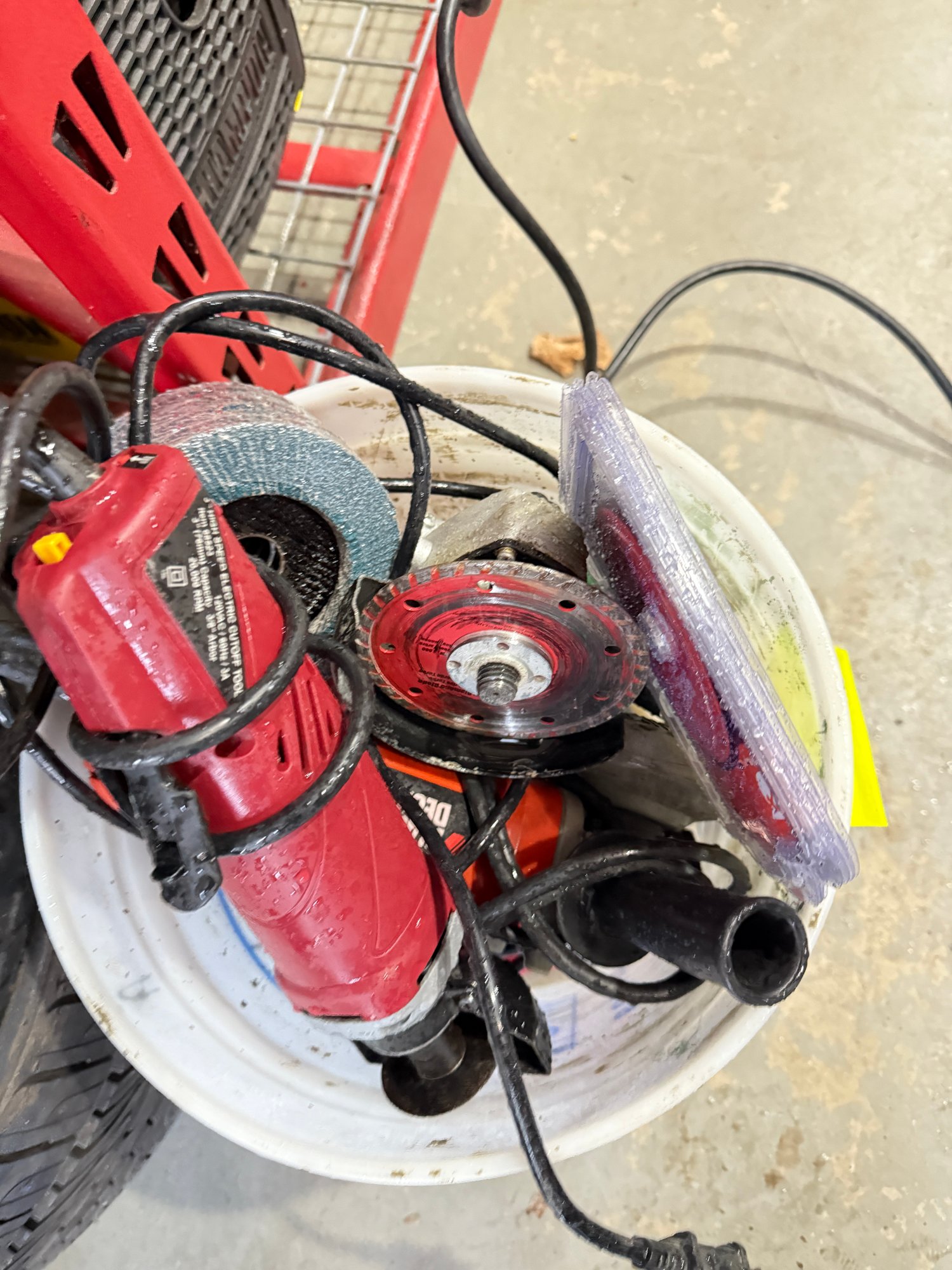 050 - BUCKET WITH TOOLS #25389 | Auctionninja.com