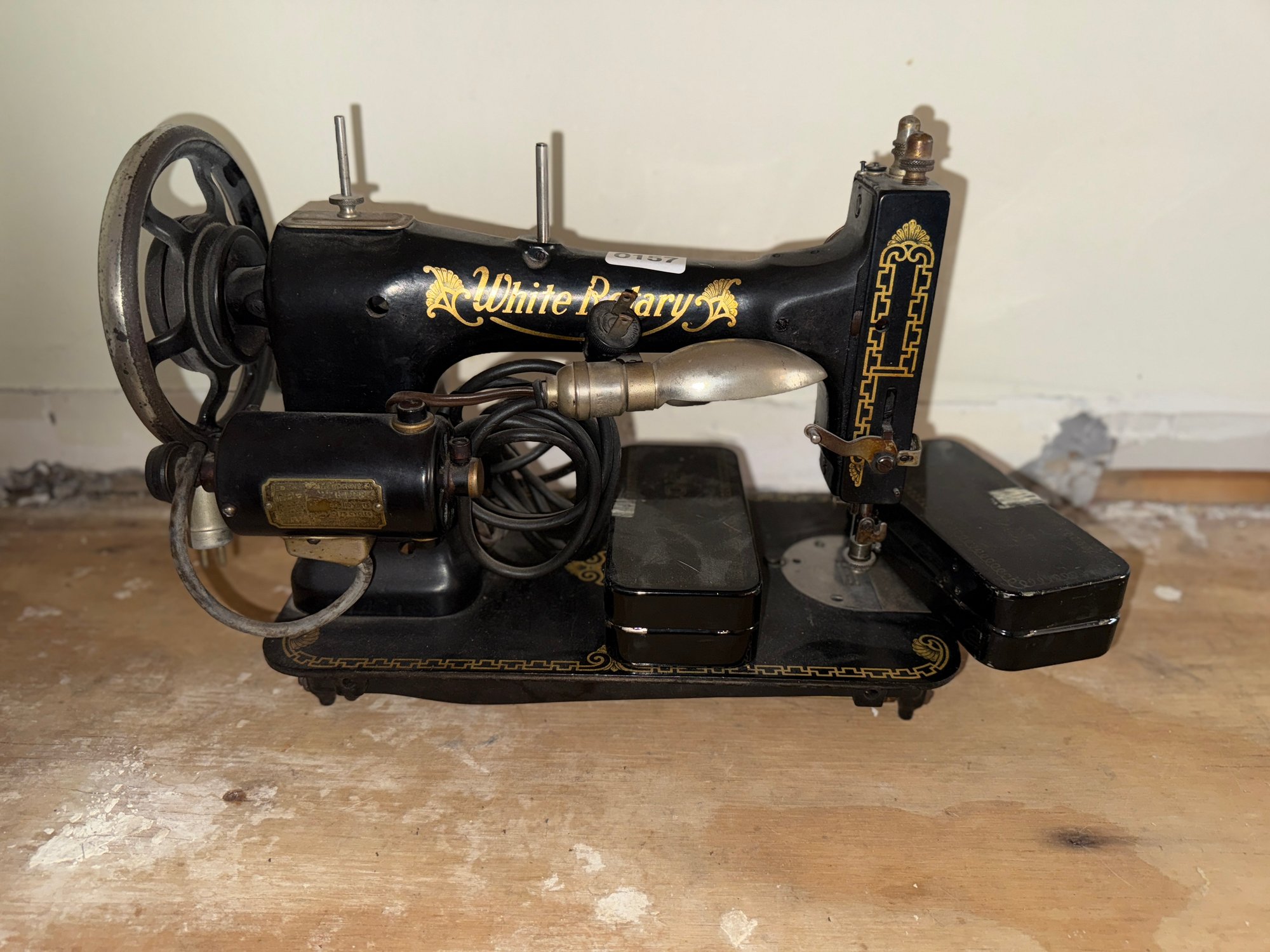 157 - 1950'S WHITE ROTARY SEWING MACHINE #25501 | Auctionninja.com
