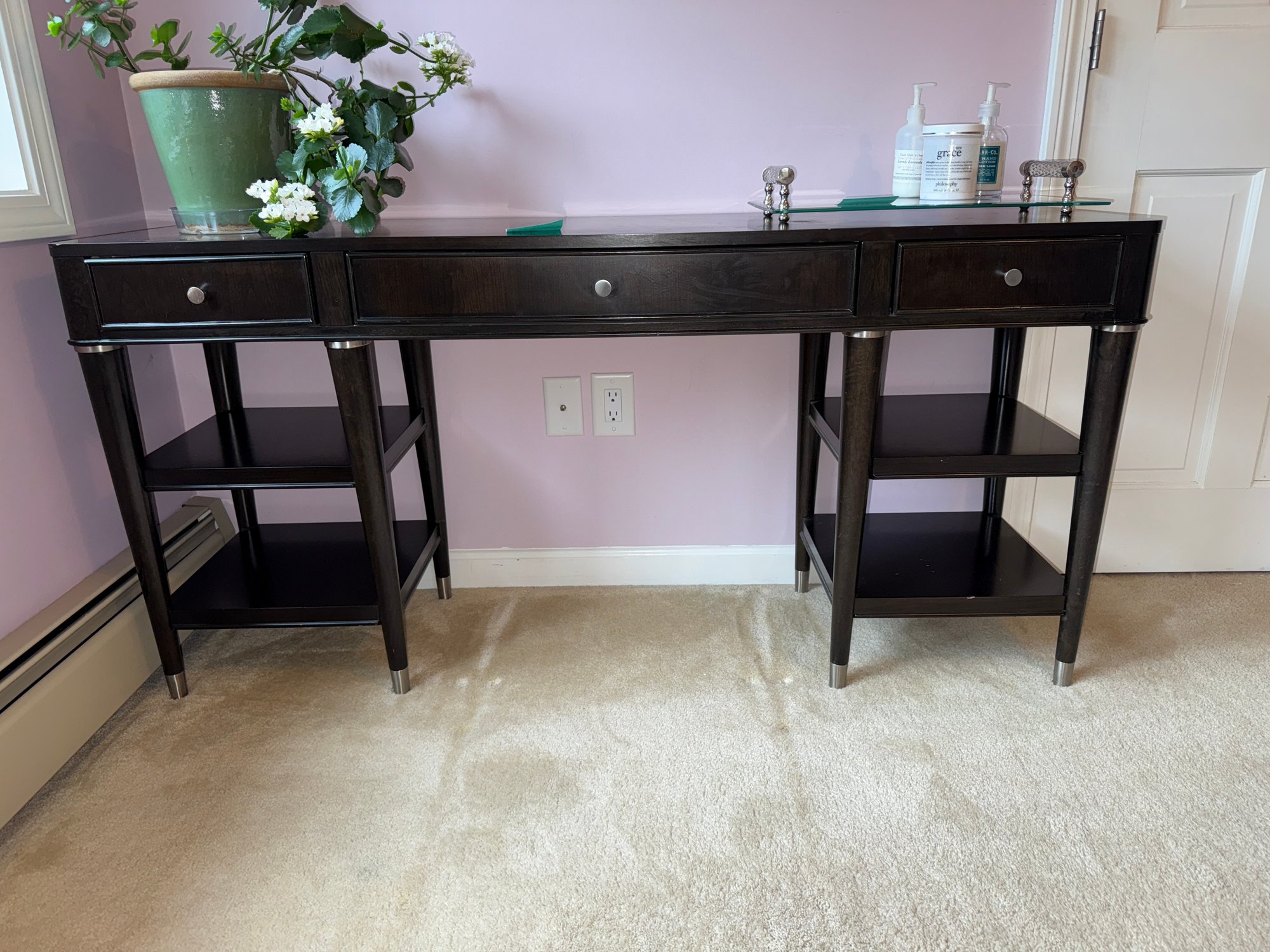039 - BROYHILL SIDEBOARD TABLE / EXECUTIVE DESK #25746 | Auctionninja.com