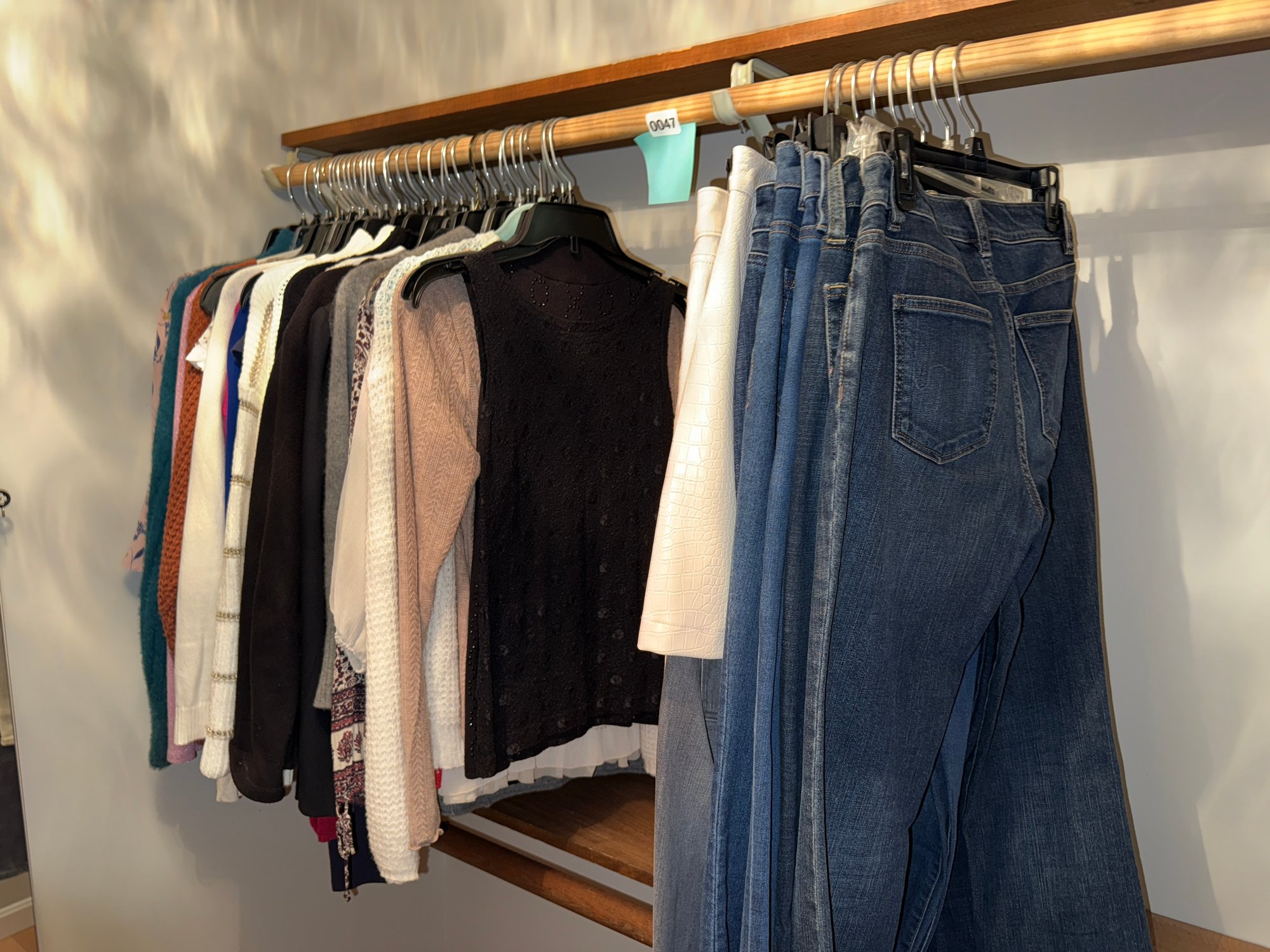 047 - WOMEN'S RACK OF CLOTHING - SIZE SMALL #25754 | Auctionninja.com