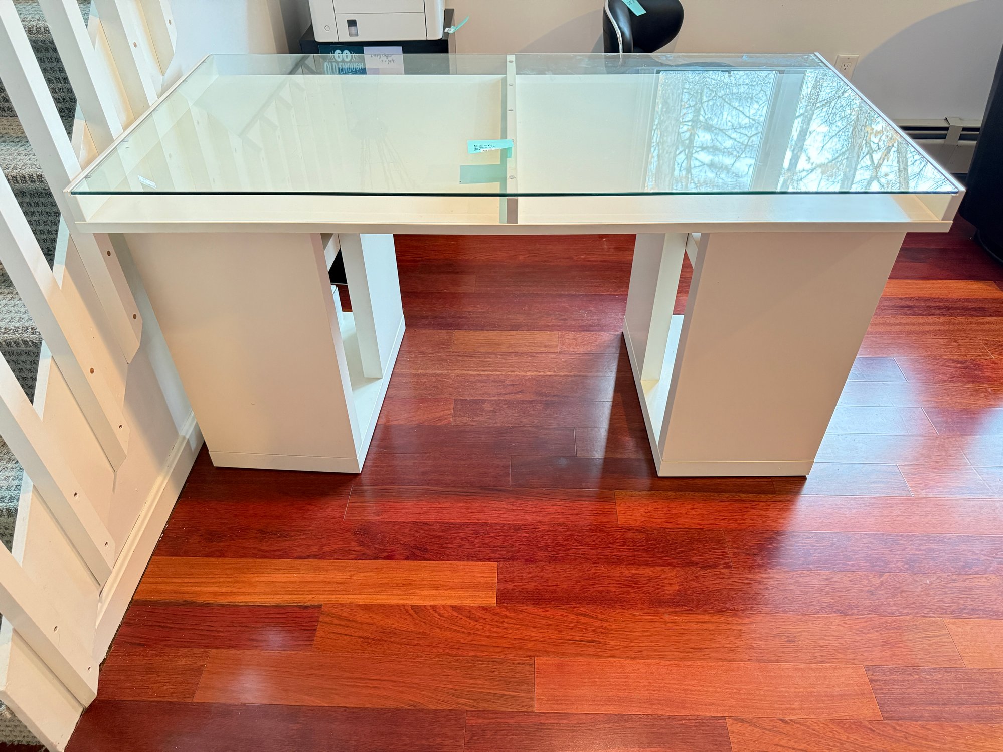 071 - WHITEGLASS SHOWCASE MODULAR DESK #25757 | Auctionninja.com