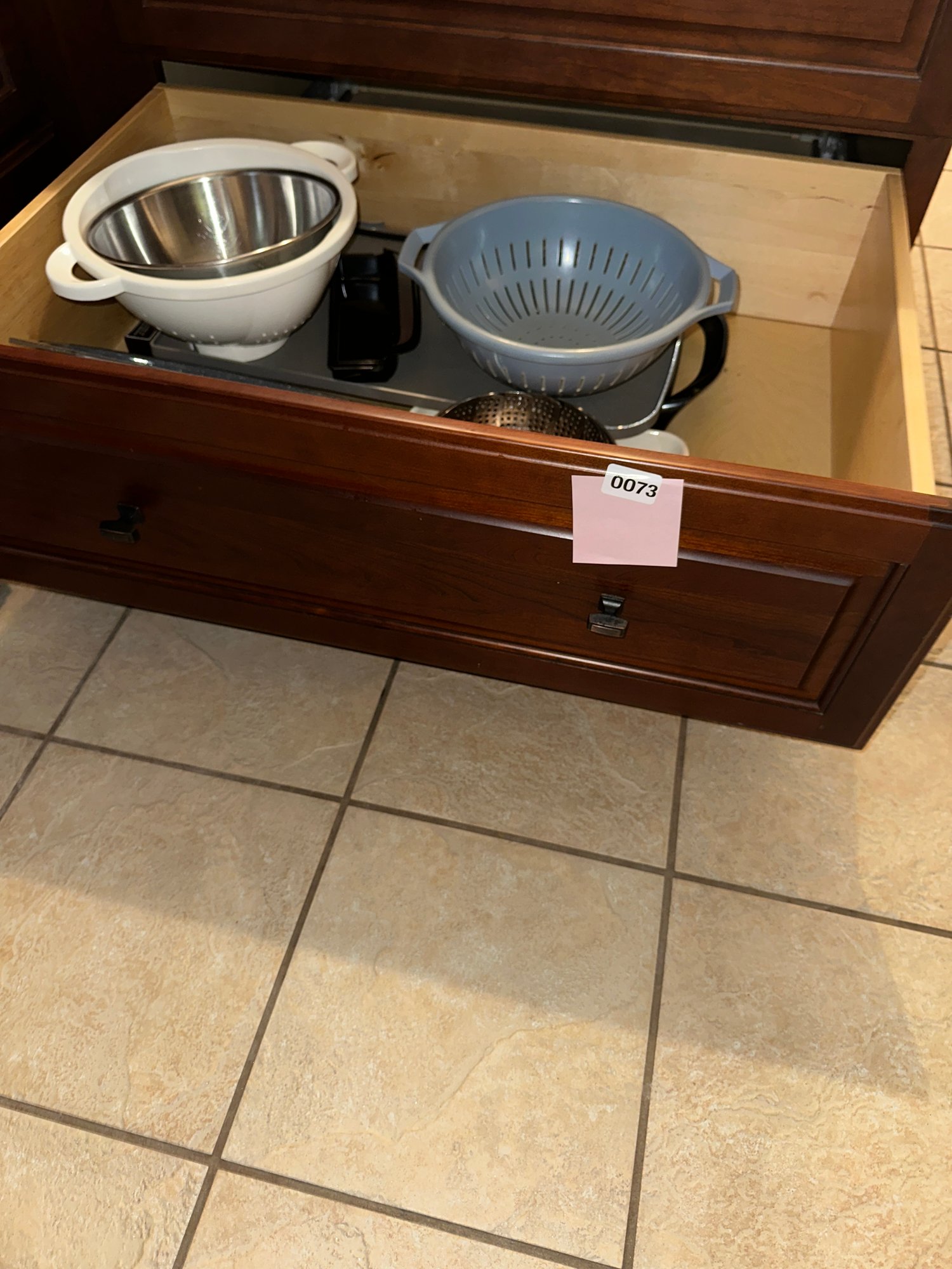 073 - DRAWER OF STRAINERS / DISHWARE #22370 | Auctionninja.com