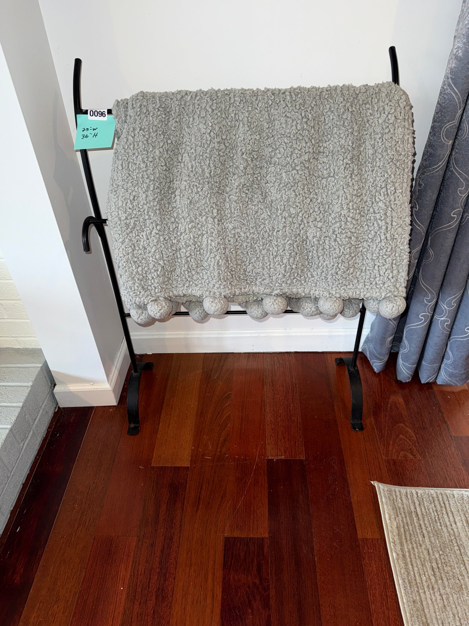 096 - METAL TOWEL RACK #25782 | Auctionninja.com