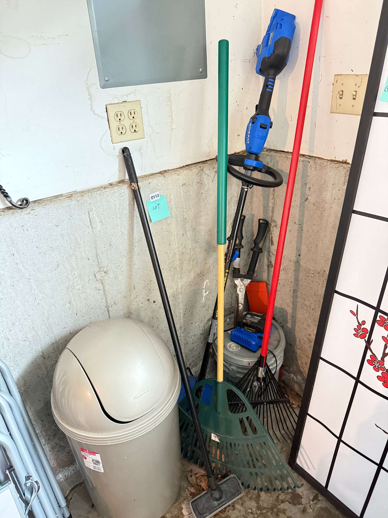 113 - WEED WHACKER - LAWN TOOLS - TRASH BIN #25813 | Auctionninja.com