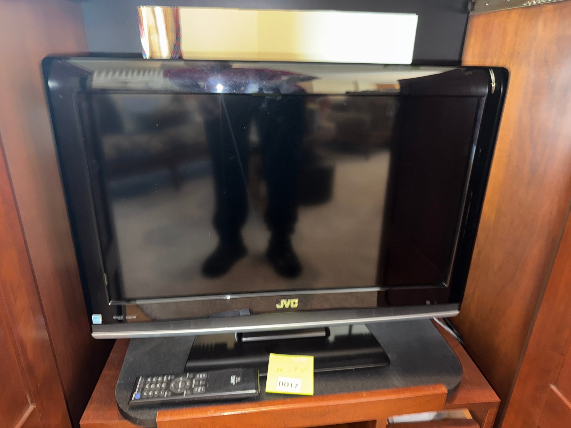 017 - JVC FLAT SCREEN TV WITH REMOTE #27492 | Auctionninja.com