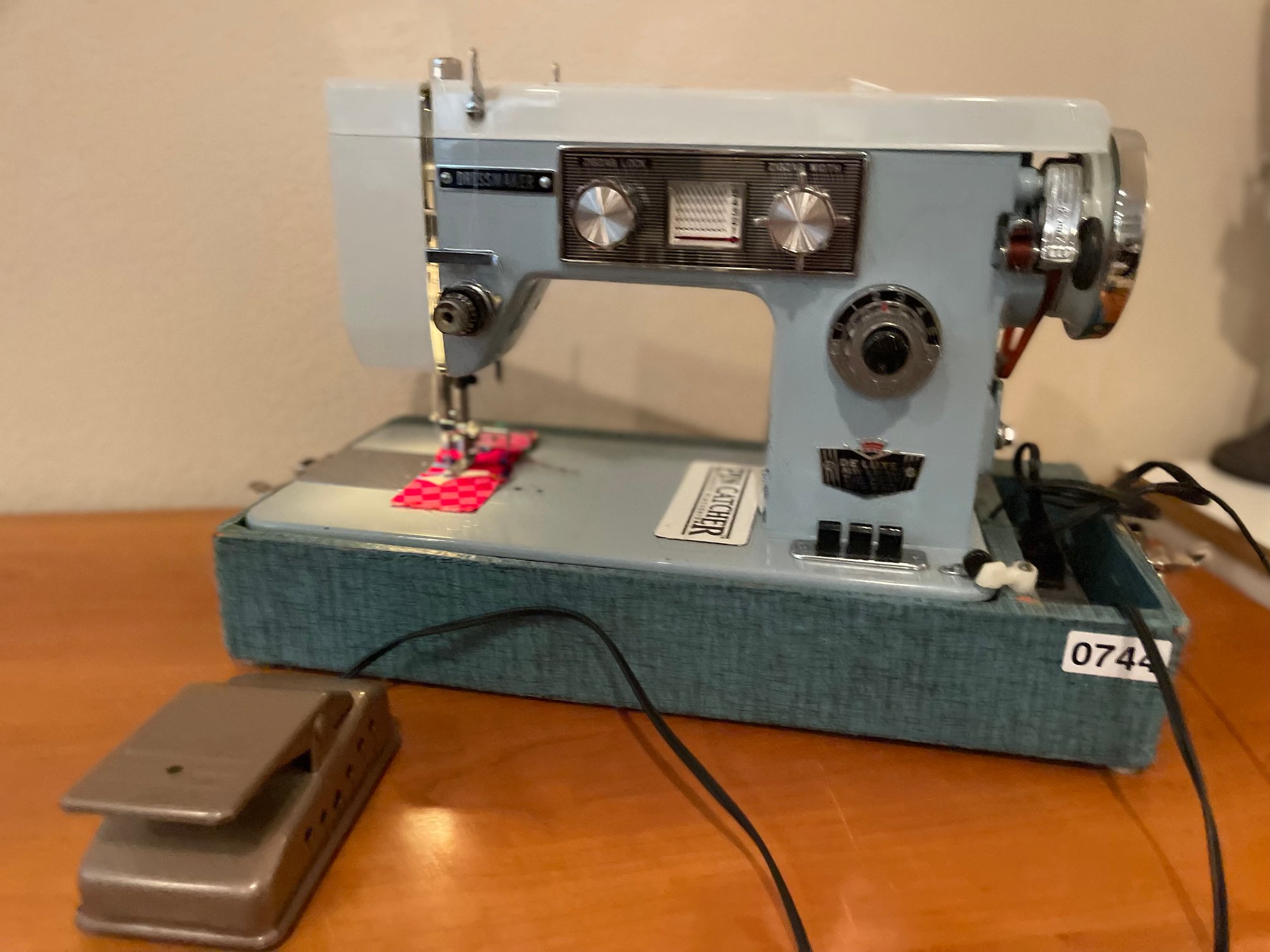 De Luxe Sewing Machine #8254 | Auctionninja.com