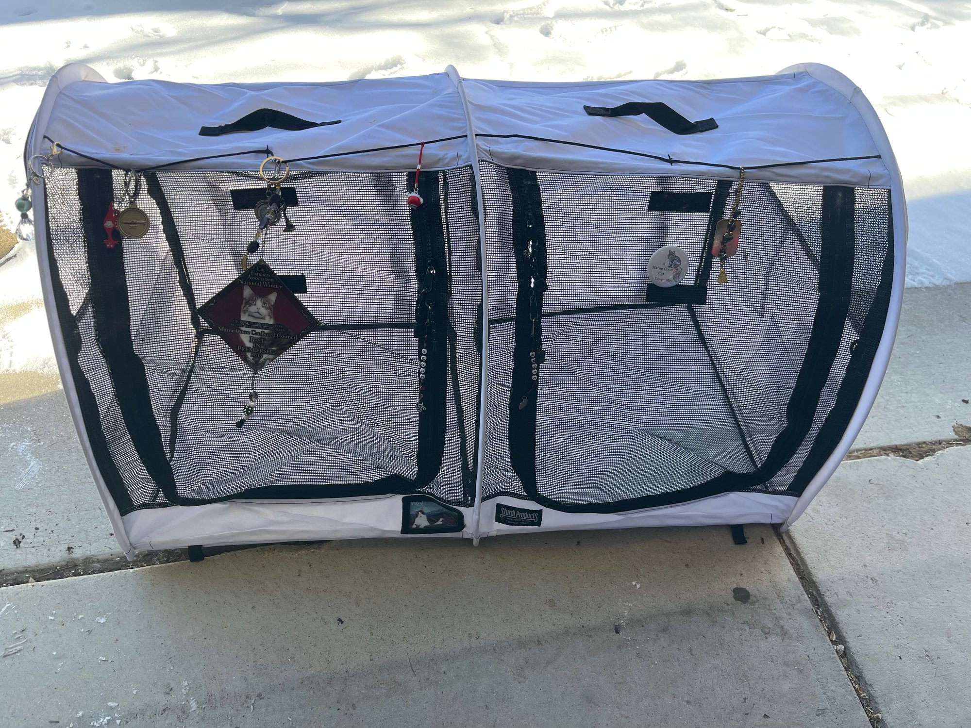 Sturdi Brand Portable Cat House-White #9006 | Auctionninja.com