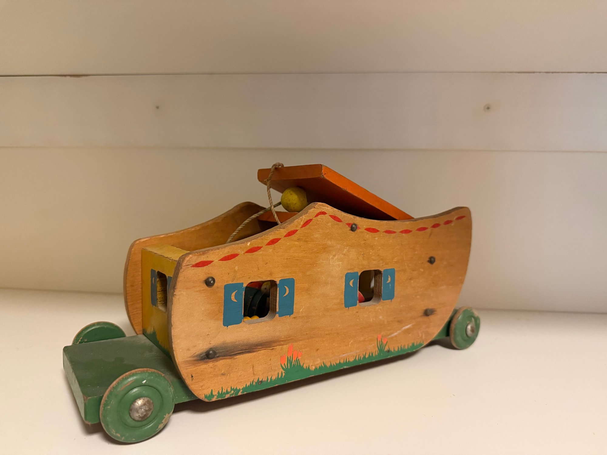 Vintage Holgate House Pull Toy With People #10440 | Auctionninja.com