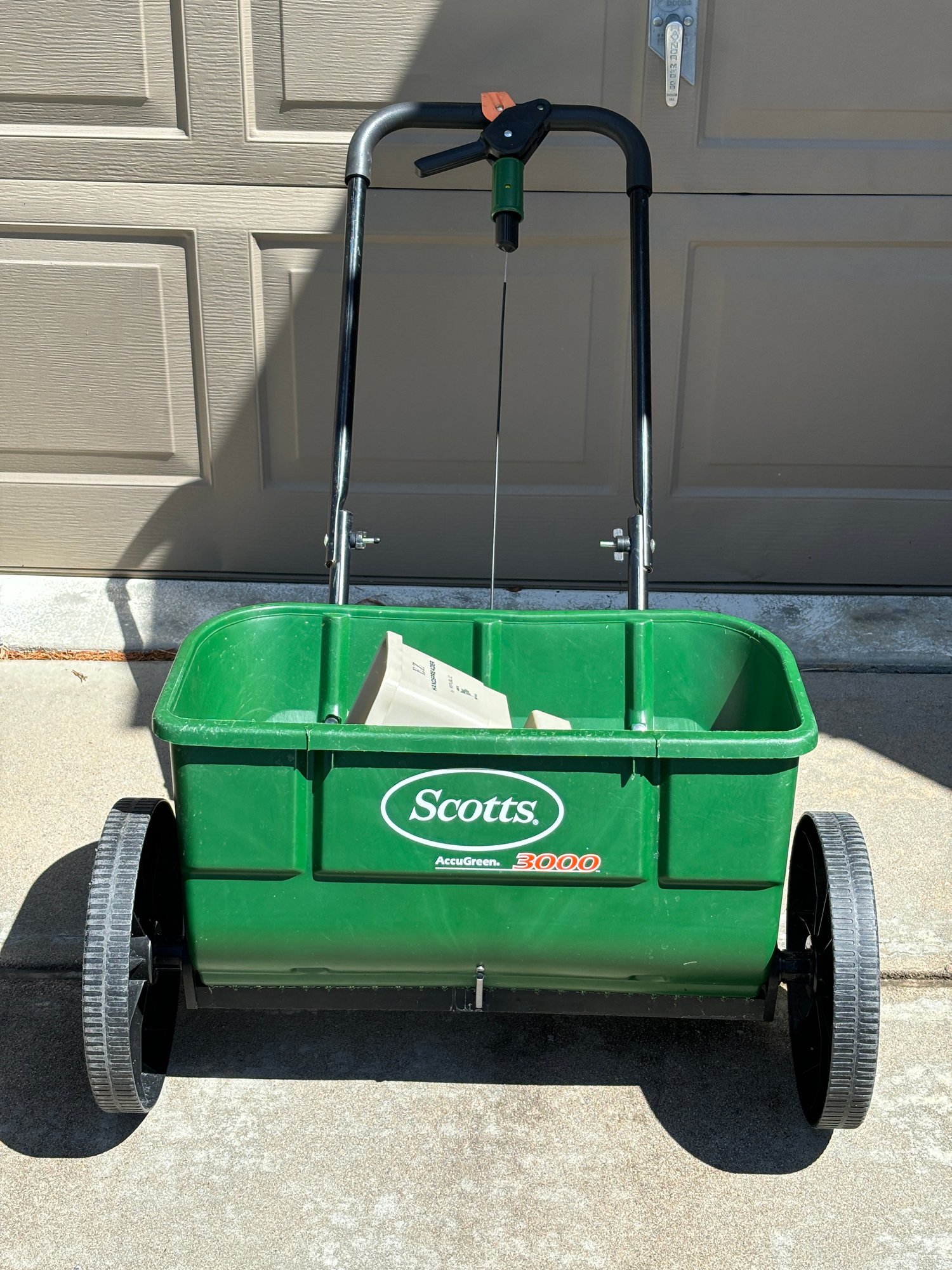 Scotts AccuGreen 3000 & EZ Hand Spreader #14012 | Auctionninja.com