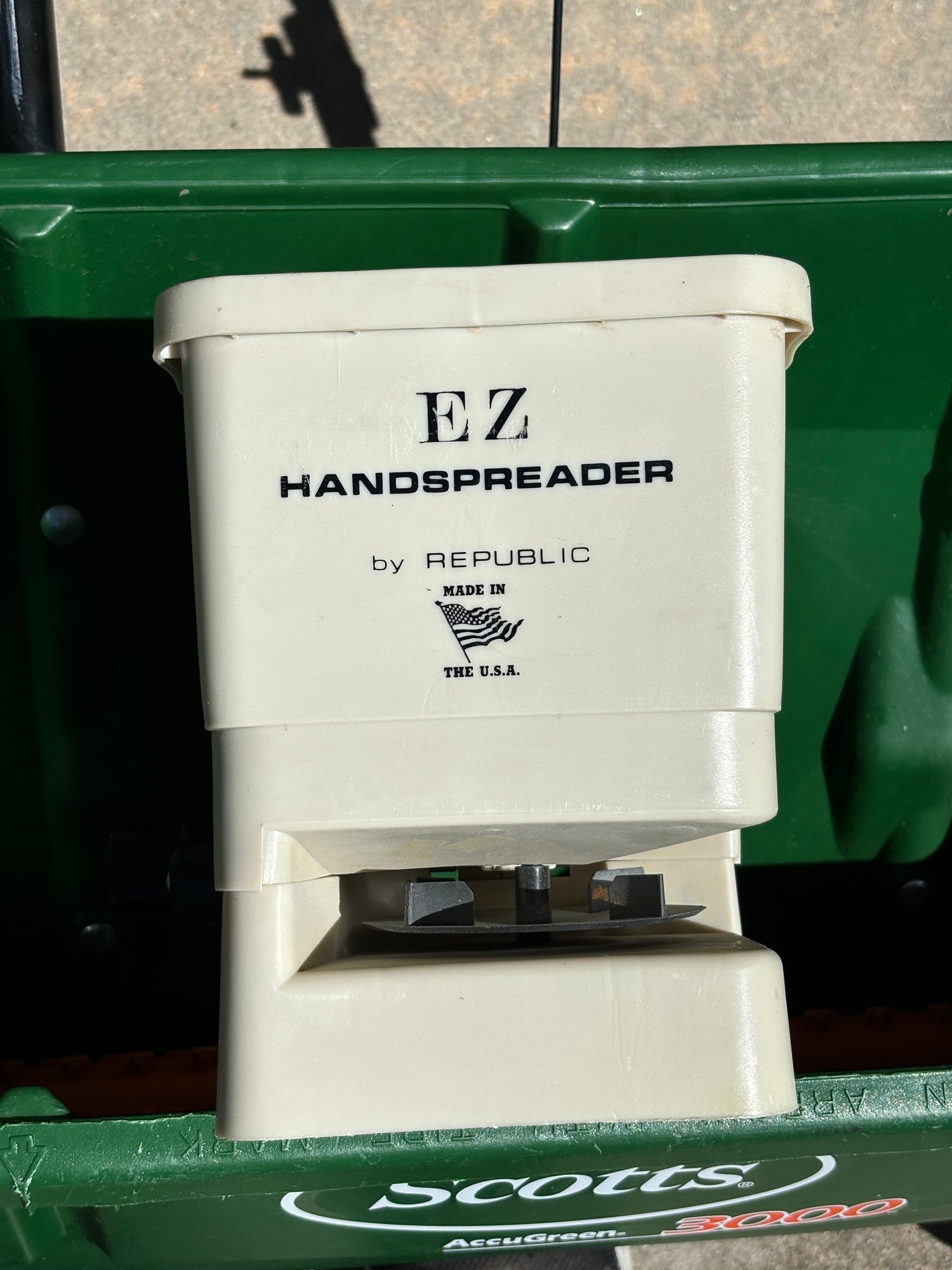 Scotts AccuGreen 3000 & EZ Hand Spreader #14012 | Auctionninja.com