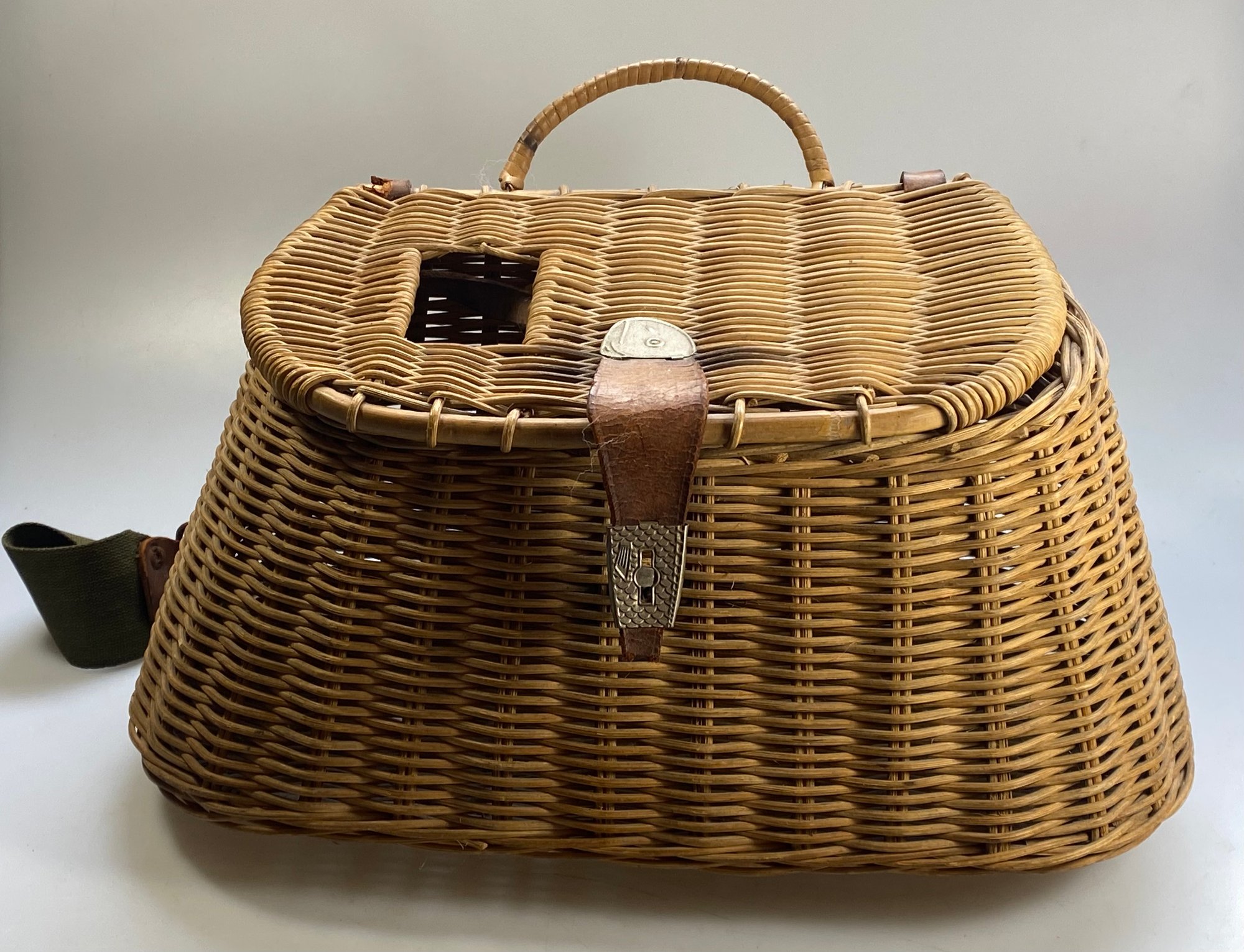 Vintage Wicker Fishing Creel Basket #16746 | Auctionninja.com