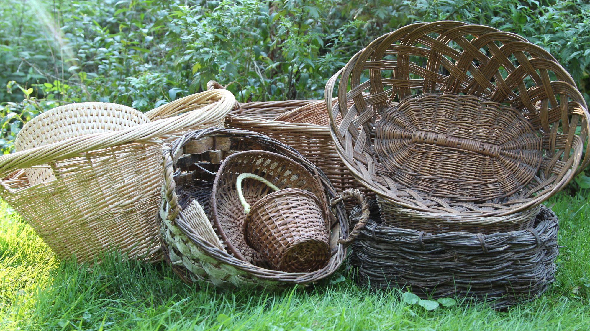 LARGE LOT GROUPING OF VINTAGE HAND MADE BASKETS #1560 | Auctionninja.com