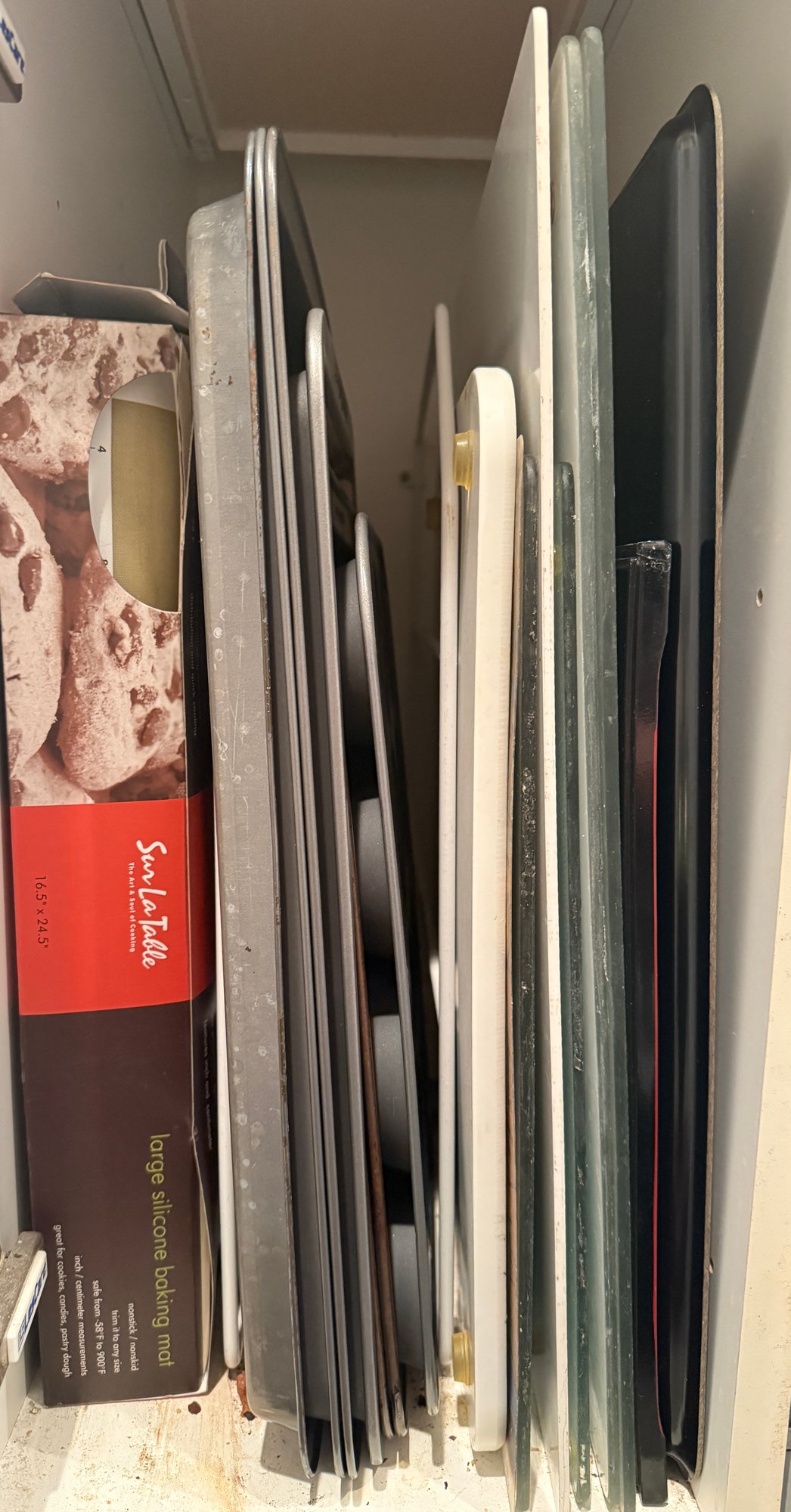 Baking Sheets, Muffin Tins & Cutting Boards #217121 | Auctionninja.com