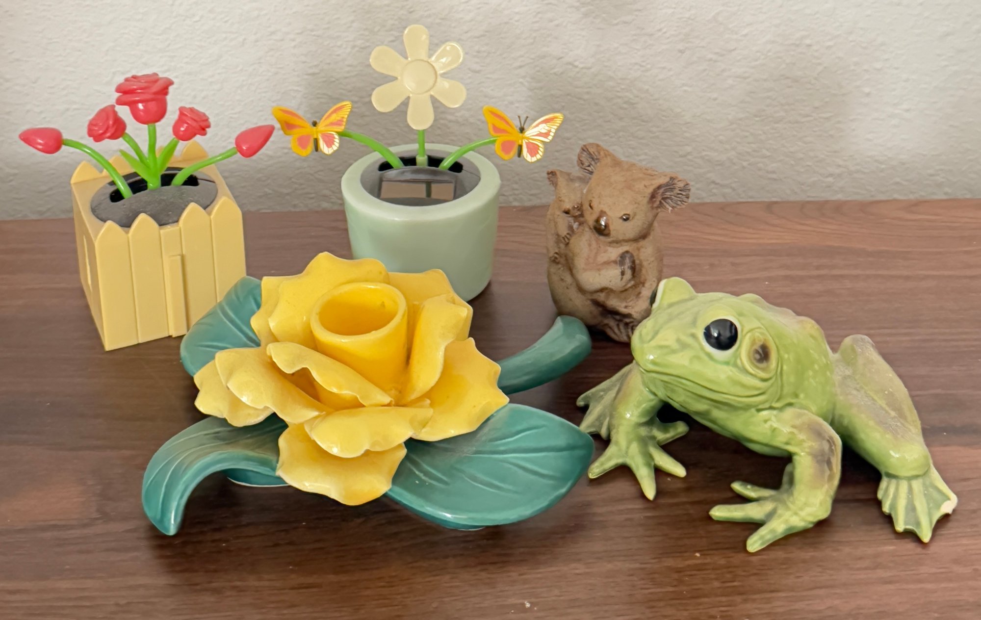 Cheerful Floral And Ceramic Decor #251807 | Auctionninja.com
