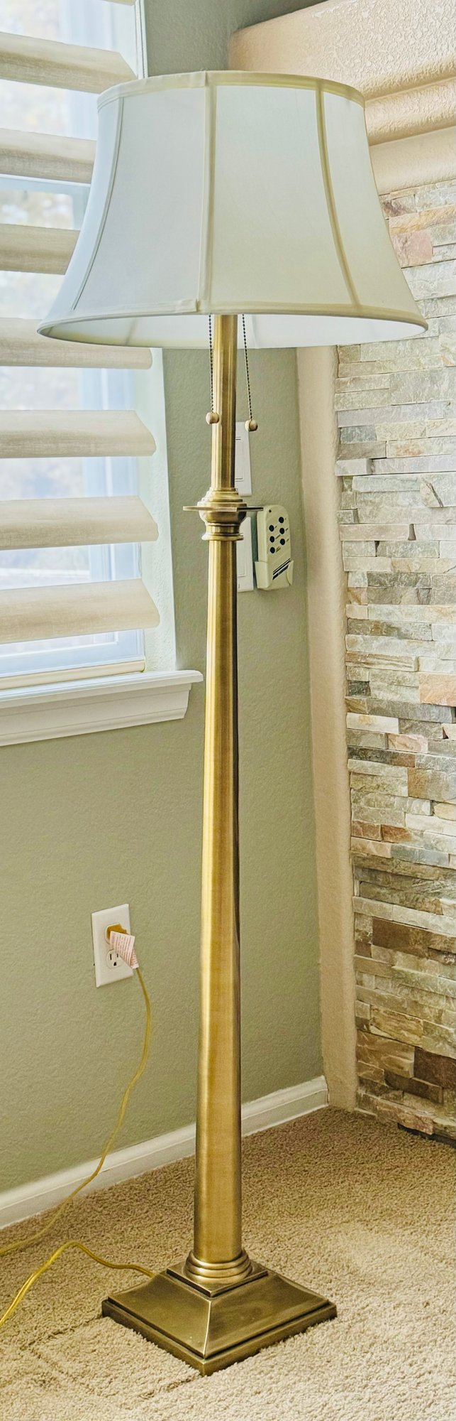 Floor Self Standing Brass Lamp With Shade #209577 | Auctionninja.com