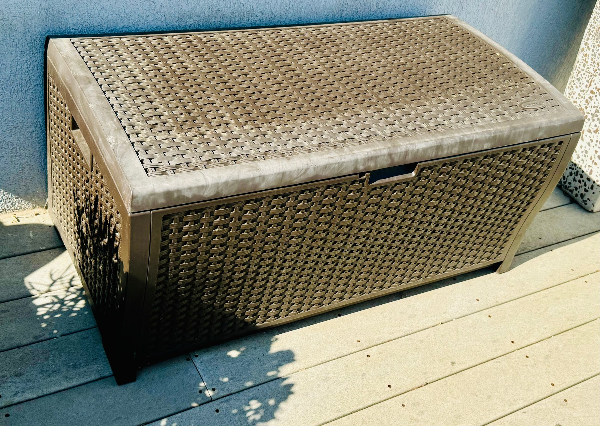 Suncast Storage Chest #197073 | Auctionninja.com