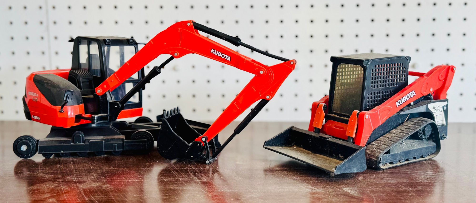 Pair Of Kubota Construction Vehicle Models #245728 | Auctionninja.com