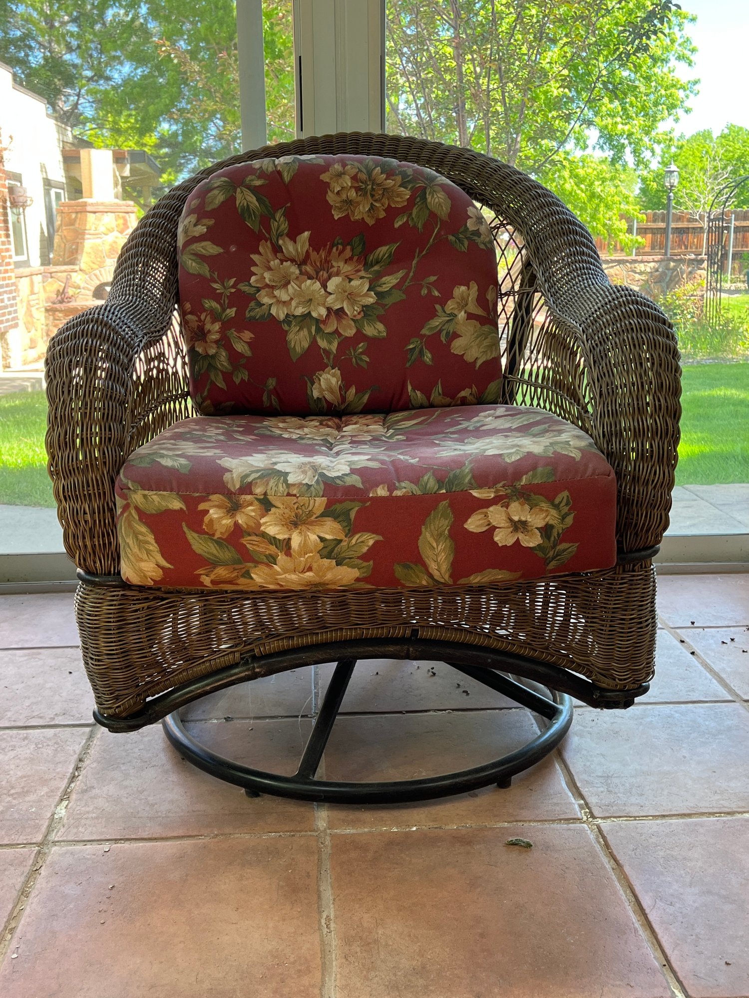 Outdoor Wicker Floral Pattern Rotating Chair #188779 | Auctionninja.com