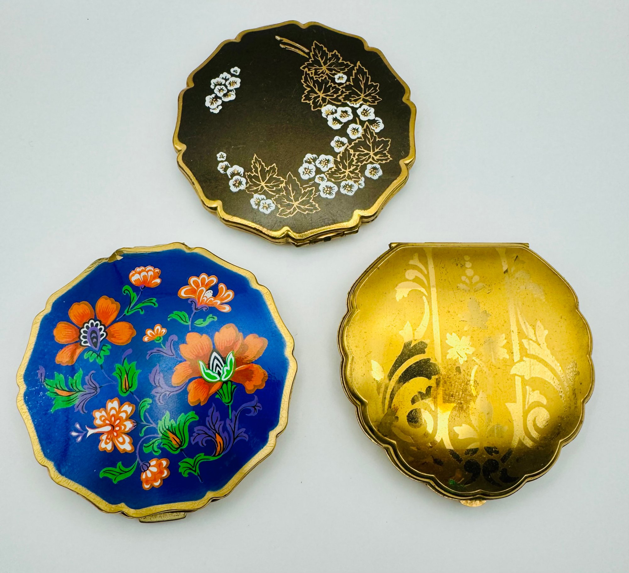 Trio Of Vintage Enamel Compacts #201654 | Auctionninja.com