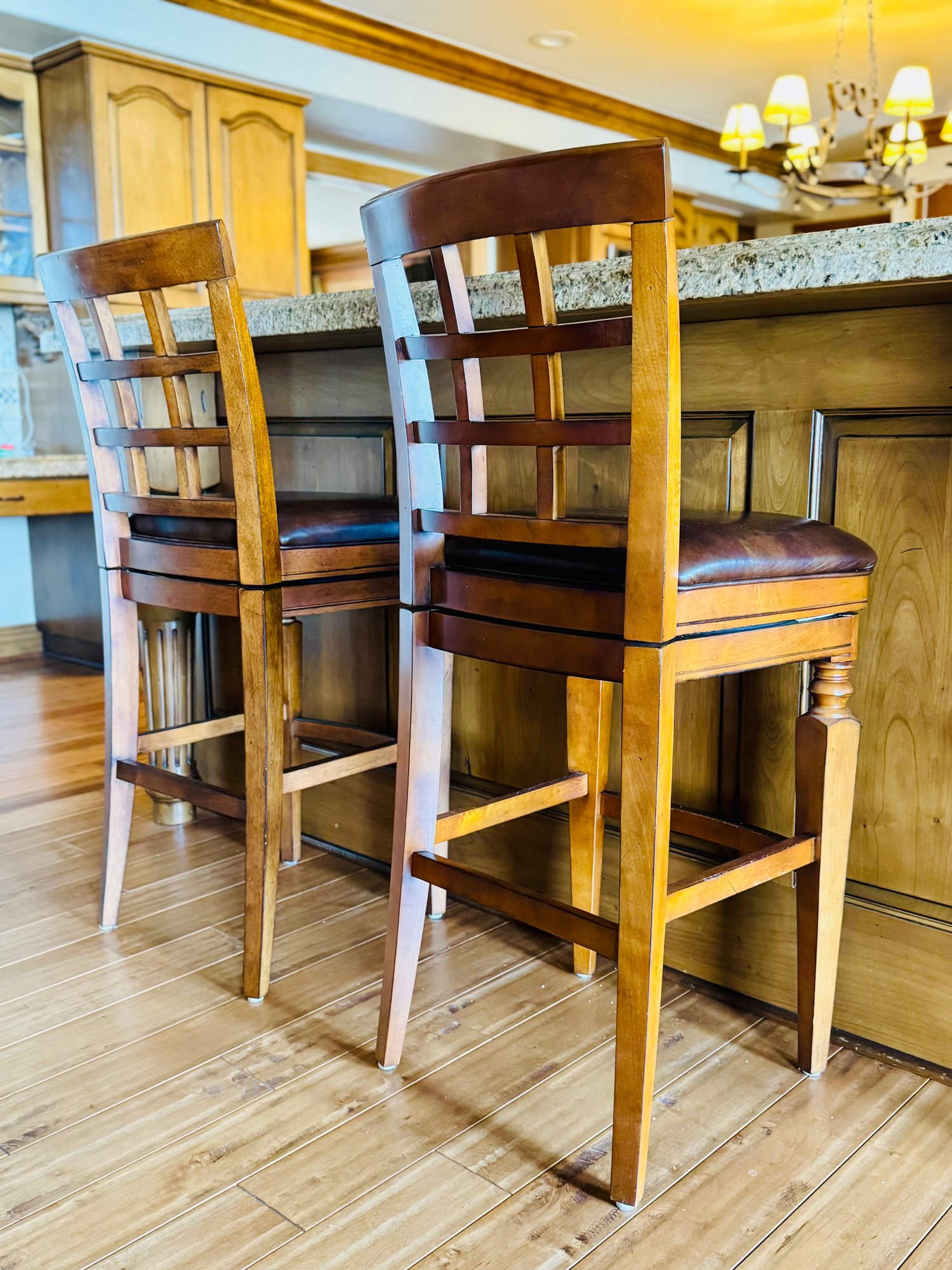 Frontgate Napa Swivel Bar And Counter Stools #217342 | Auctionninja.com