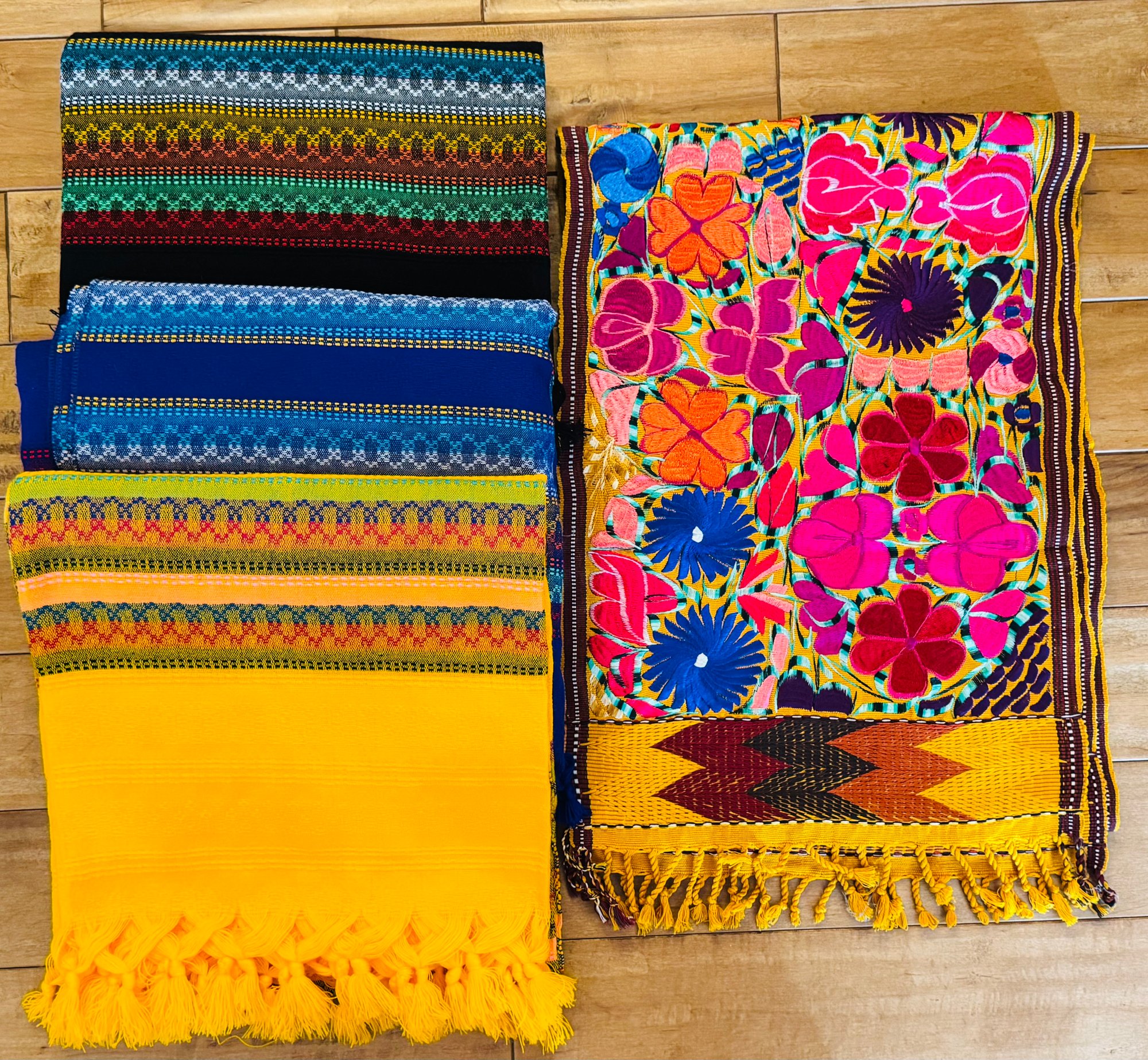 Handmade Table Cloths And Runner #217371 | Auctionninja.com