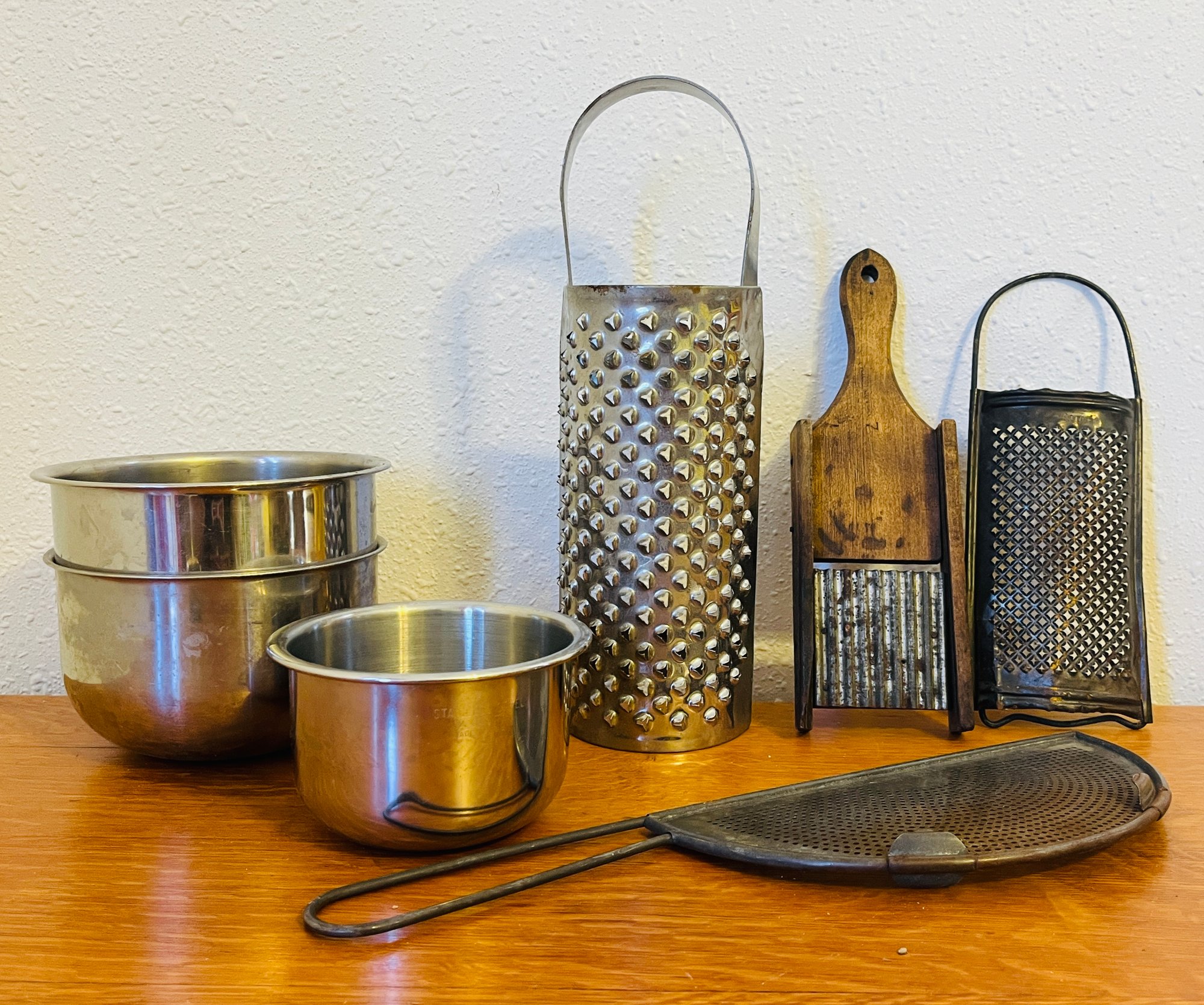 Vintage Graters, Strainer And Small Bowls #202957 | Auctionninja.com