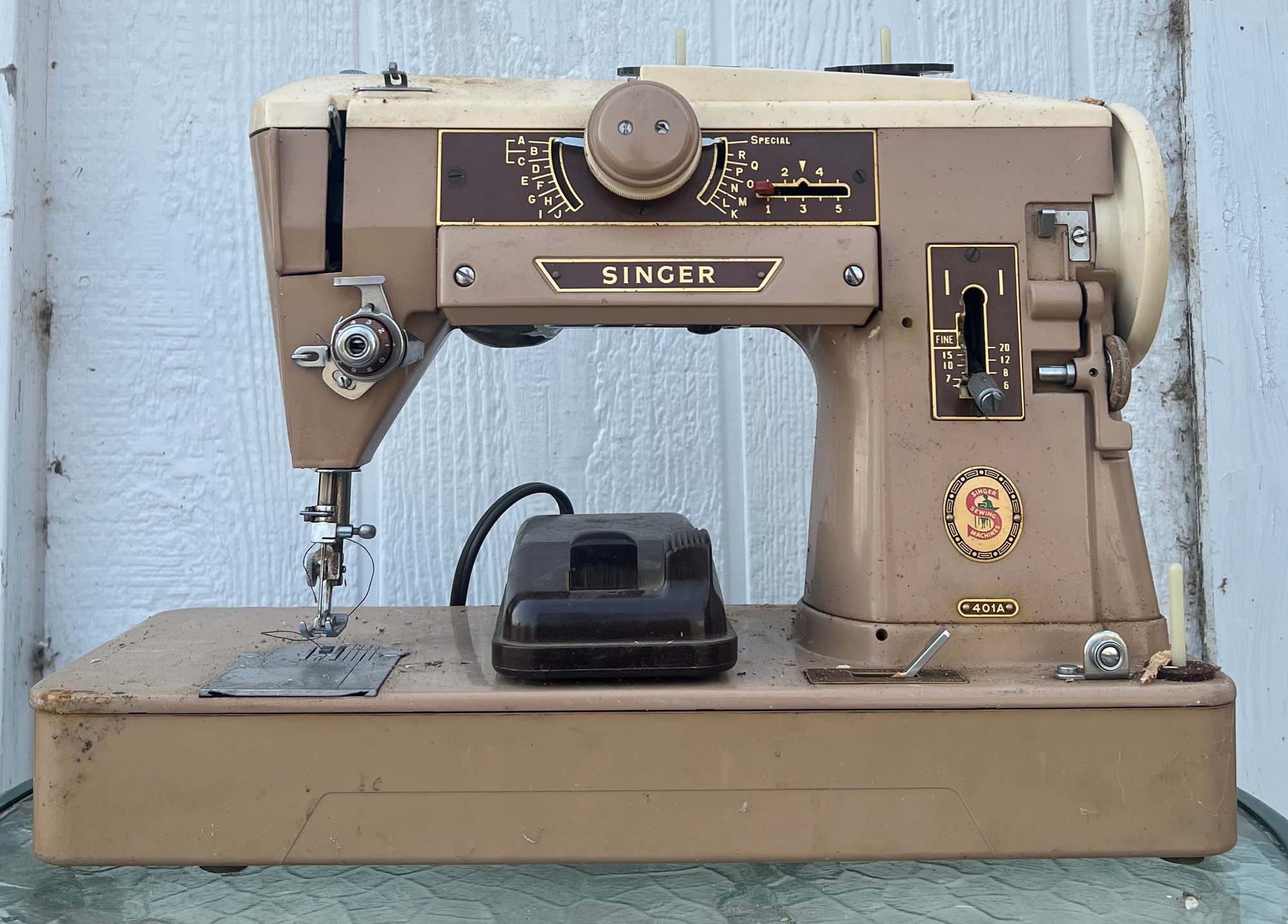Singer Manufacturing CO Sewing Machine With Case #207362 | Auctionninja.com