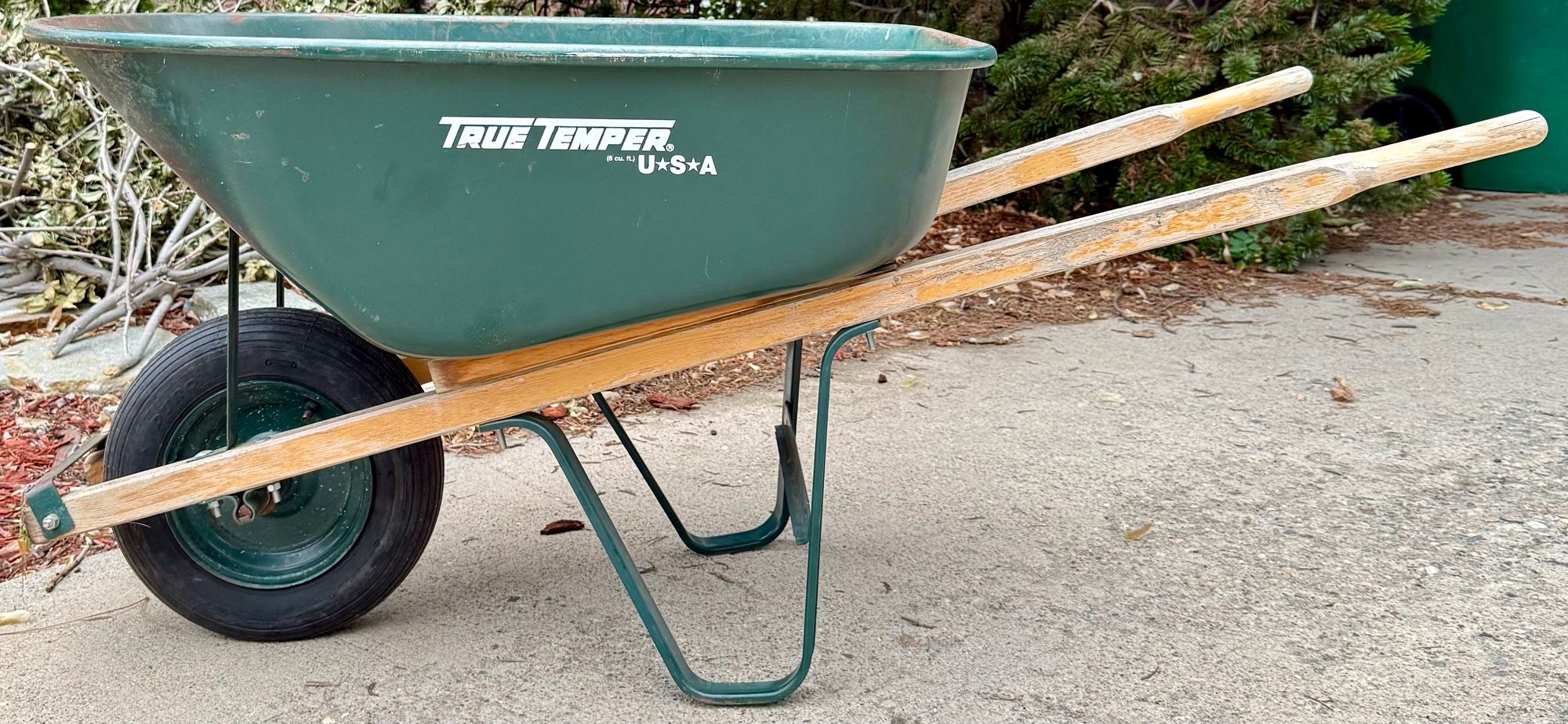 True Temper Heavy-Duty Wheelbarrow #247771 | Auctionninja.com