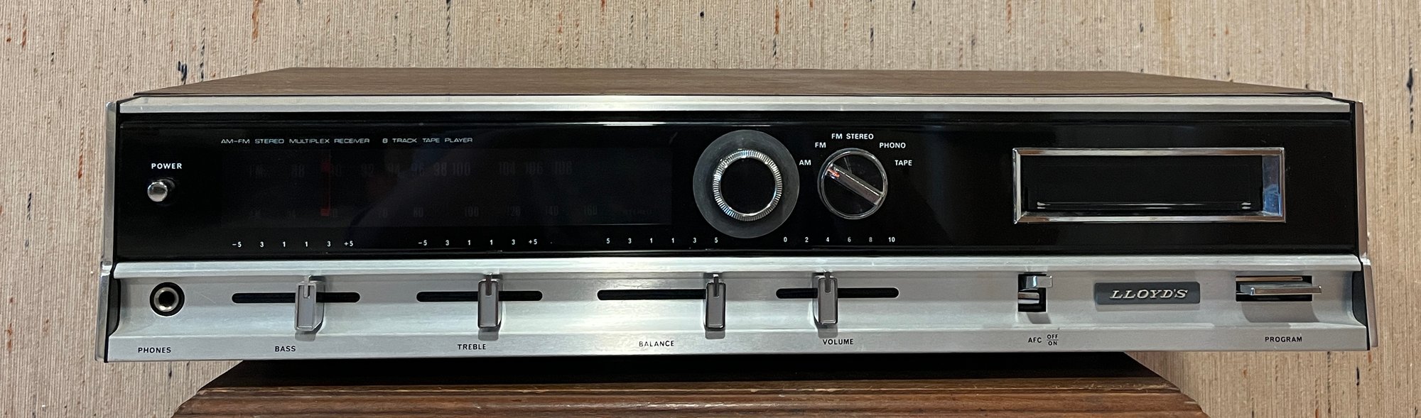 Vintage Lloyd's Stereo Receiver 8-Track Model #197746 | Auctionninja.com